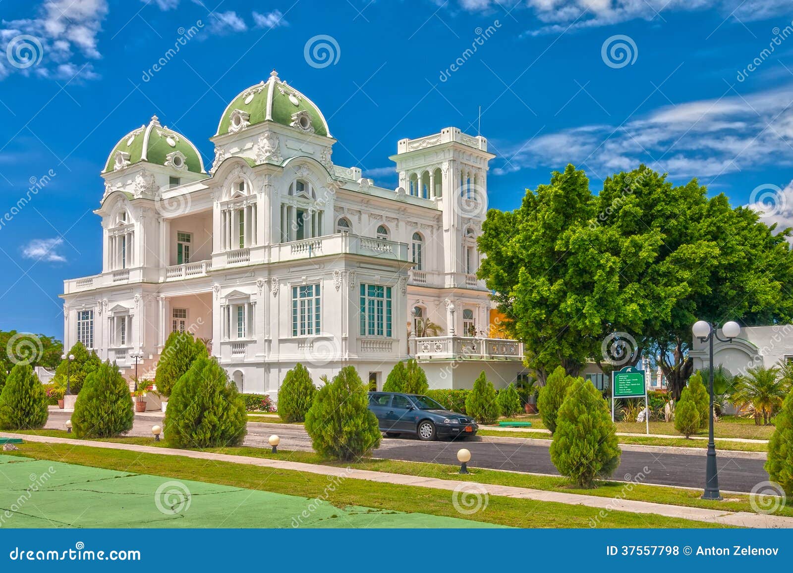 Edificios Coloniales Tradicionales Del Estilo Situados En La Calle ...