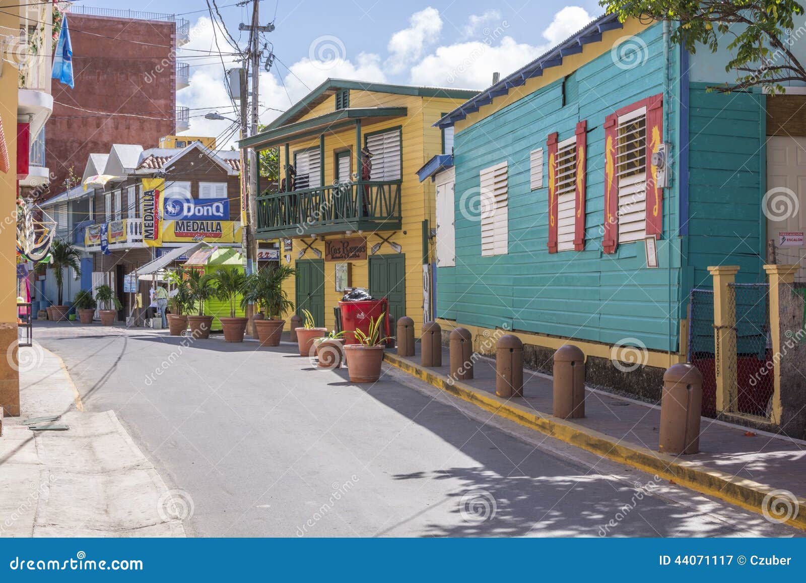Edificios Coloridos En La Calle En Boqueron, Puerto Rico Fotografía ...