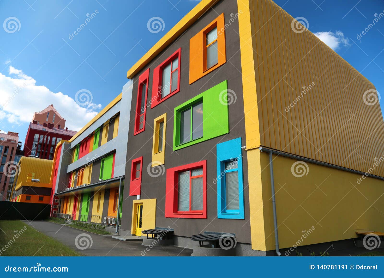 Edificios coloridos imagen de archivo. Imagen de ciudad - 140781191