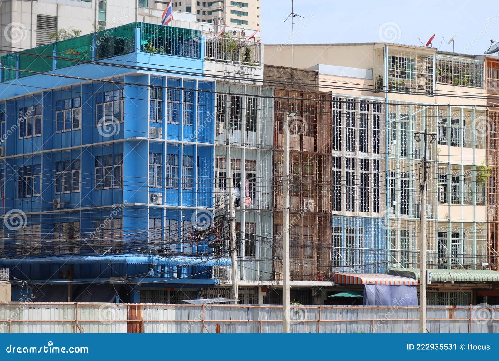 Edificios Con Ventanales De Suelo a Techo Foto editorial - Imagen de ...