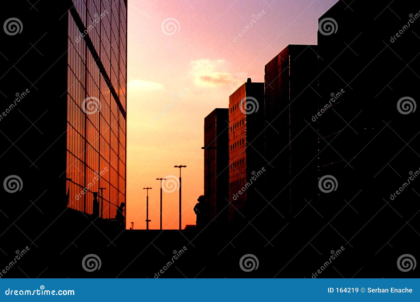 Edificios De Alta Tecnología Imagen de archivo - Imagen de saturado, futurista: 164219