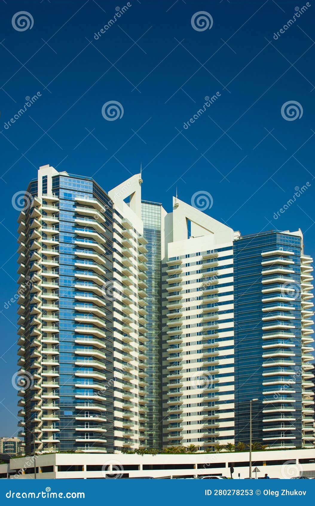 Edificios De Altura Y Calles De Dubai Uae Foto de archivo editorial ...