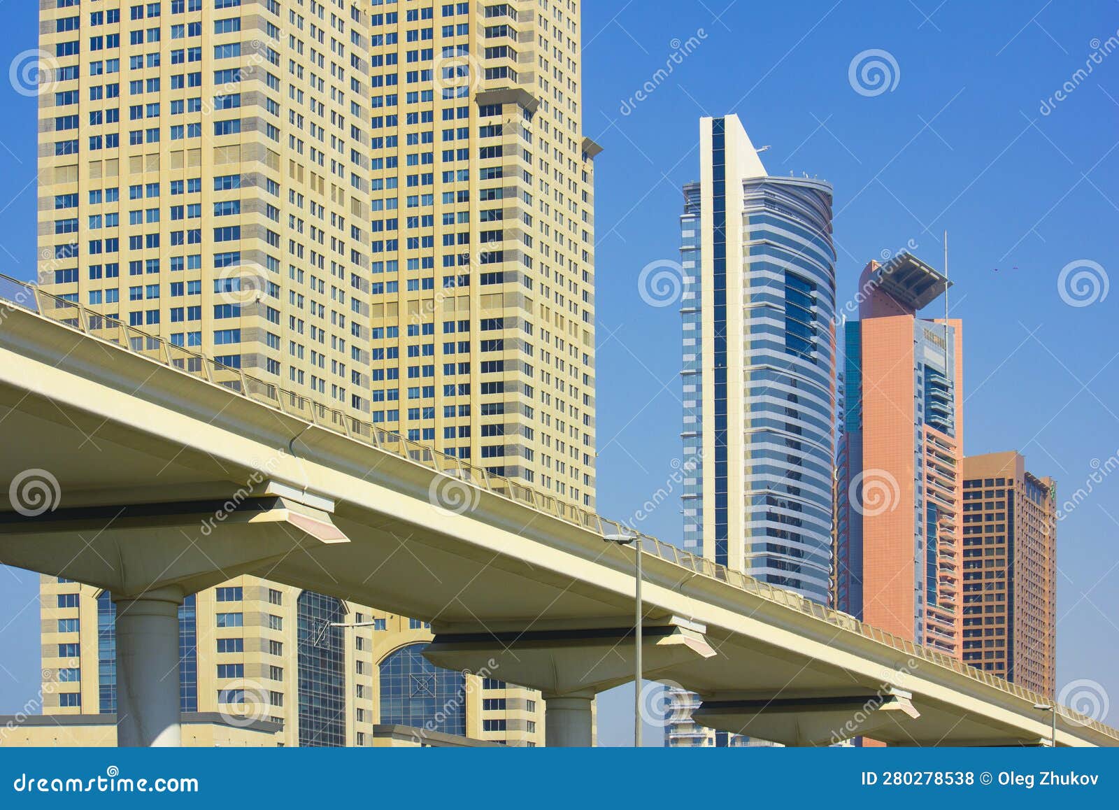 Edificios De Altura Y Calles De Dubai Uae Foto de archivo editorial ...