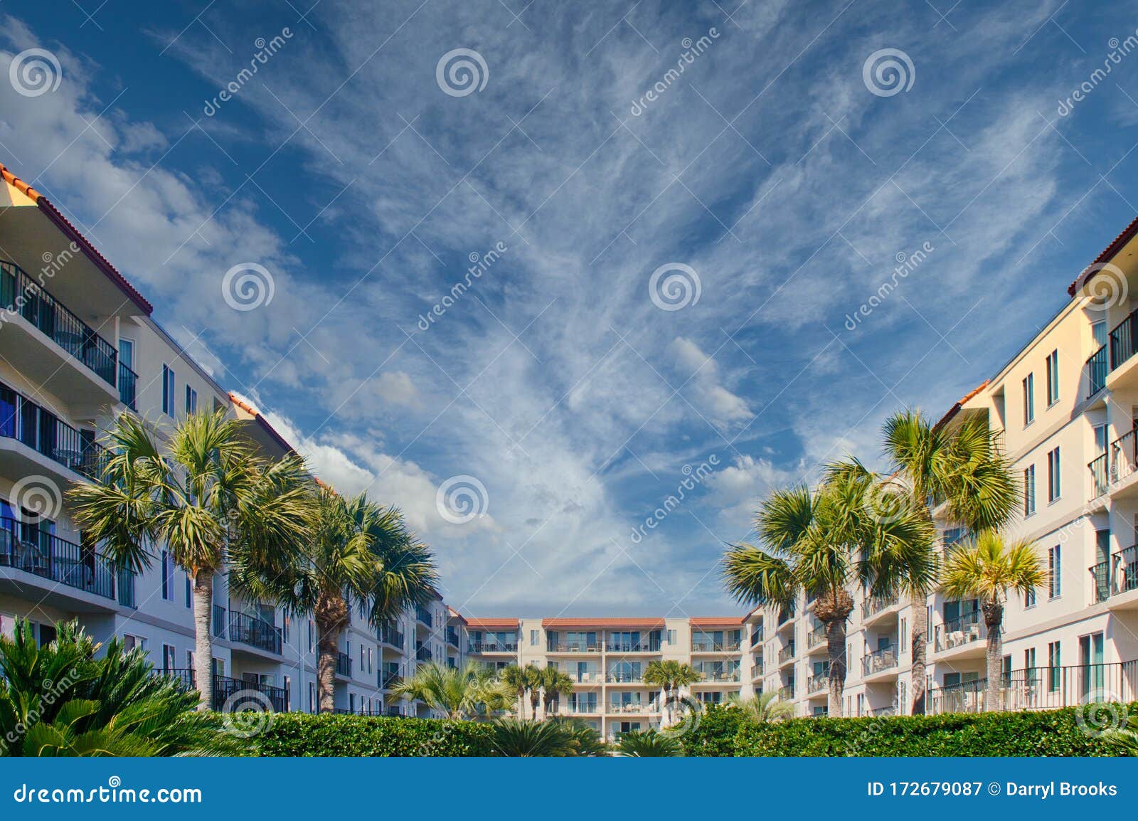 Edificios De Condo Tropical Imagen de archivo - Imagen de florida ...