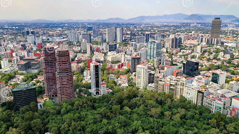 Edificios de la ciudad foto editorial. Imagen de coches - 191853246
