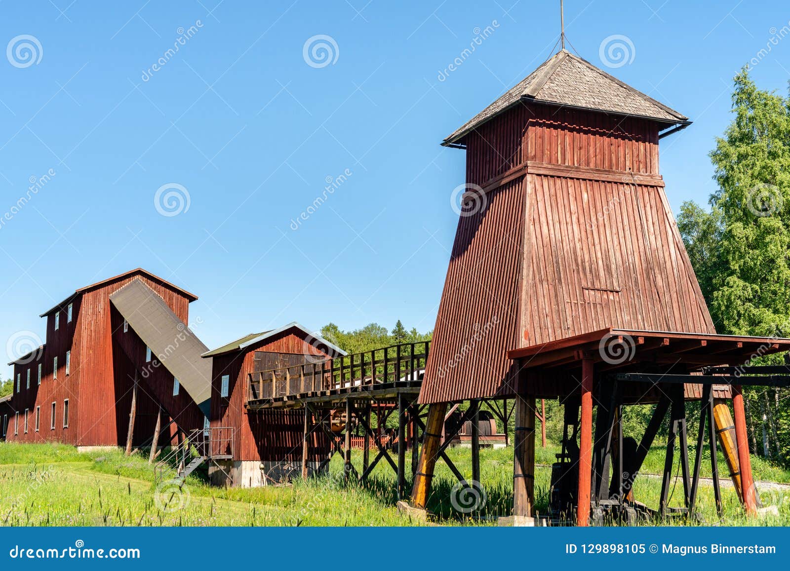 Edificios De Madera Rojos Con El Eje De Una Mina Muy Vieja En Suecia ...