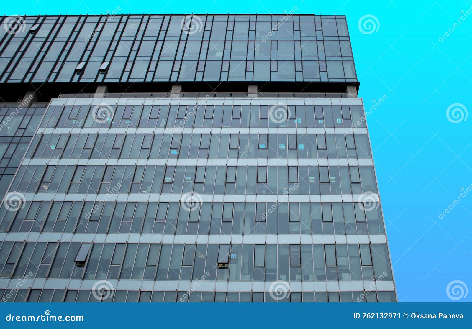 Edificios De Negocios Modernos. La Estructura De Hormigón Verde Claro Se Eleva En La Esquina Del ...