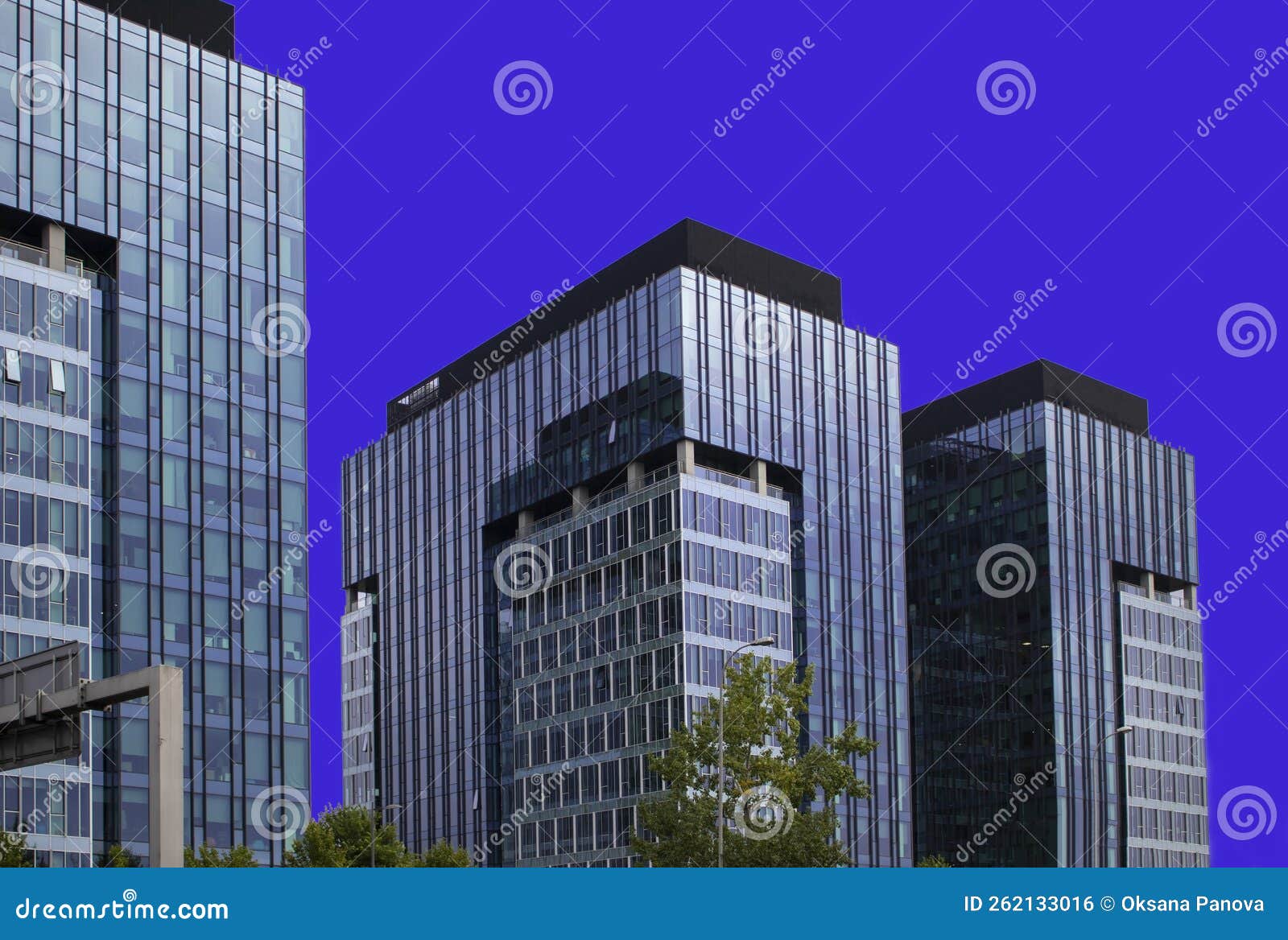 Edificios De Negocios Modernos. La Estructura De Hormigón Verde Claro Se Eleva En La Esquina Del ...