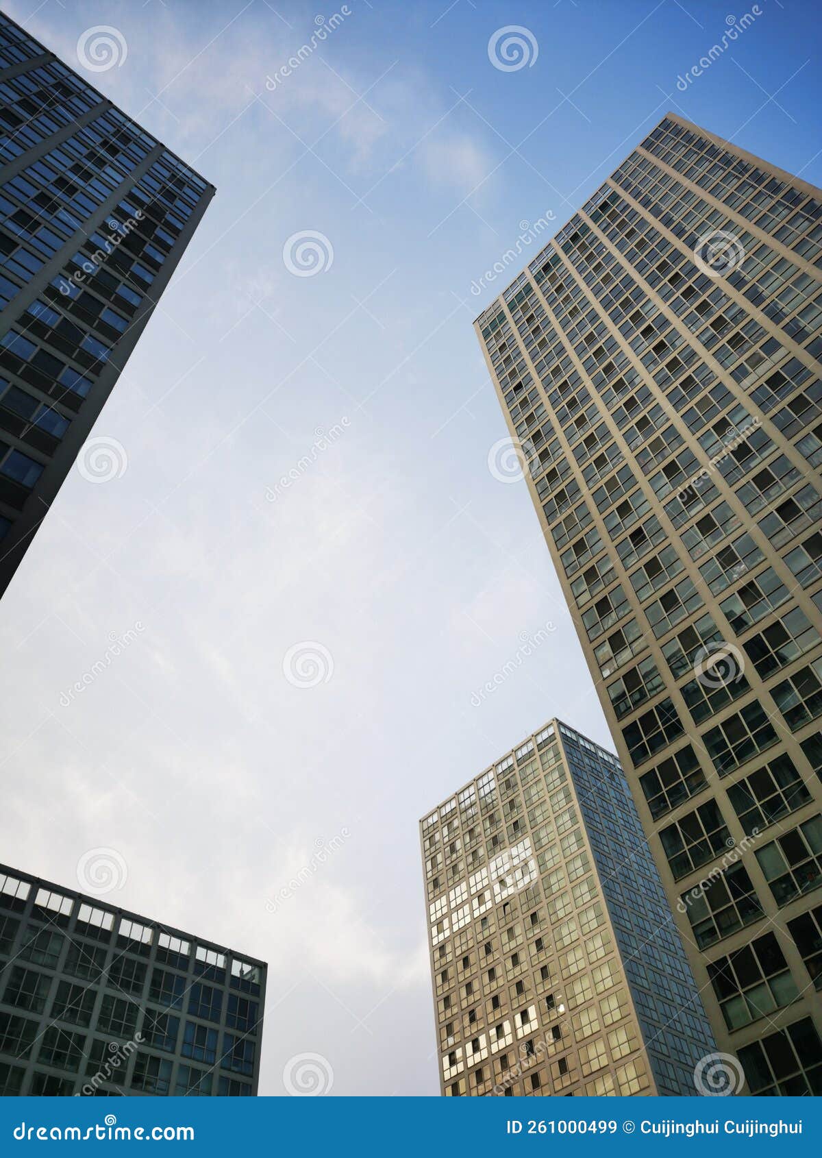 Edificios De Oficinas Altos Imagen de archivo - Imagen de azul, condominio: 261000499