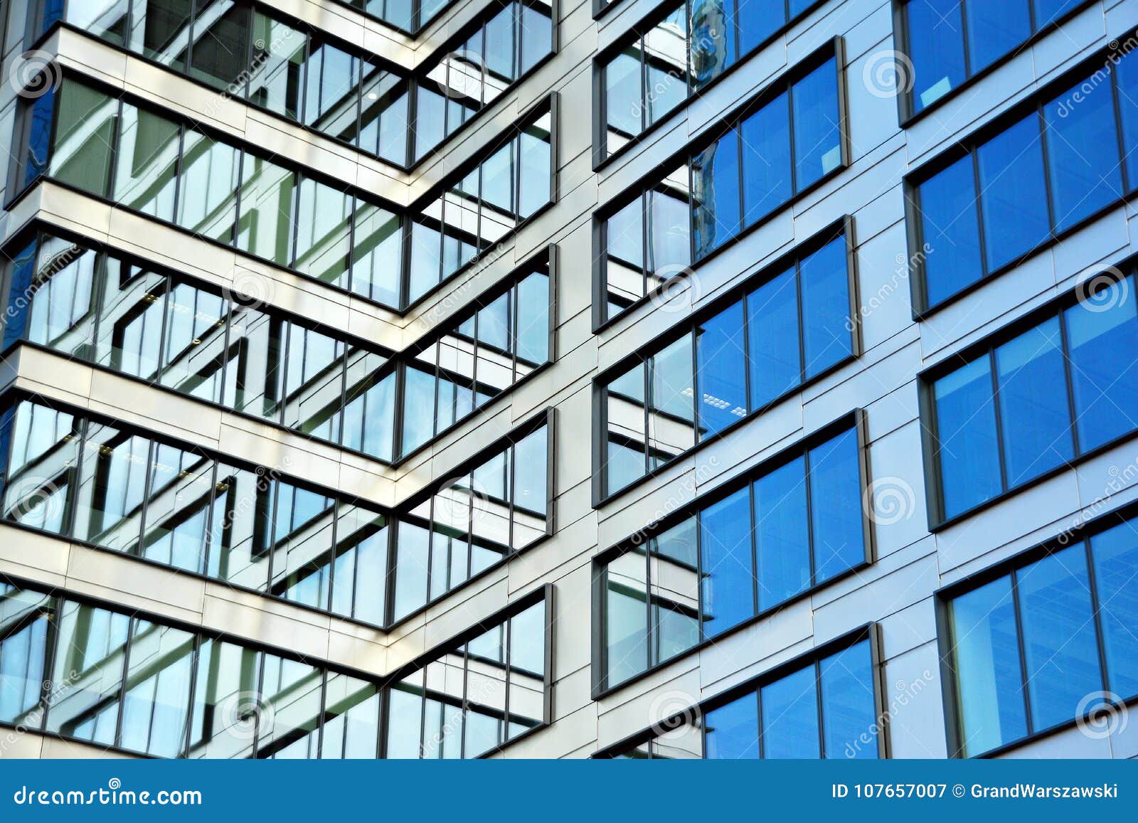 Edificios De Oficinas Modernos Imagen de archivo - Imagen de nuevo, alto: 107657007