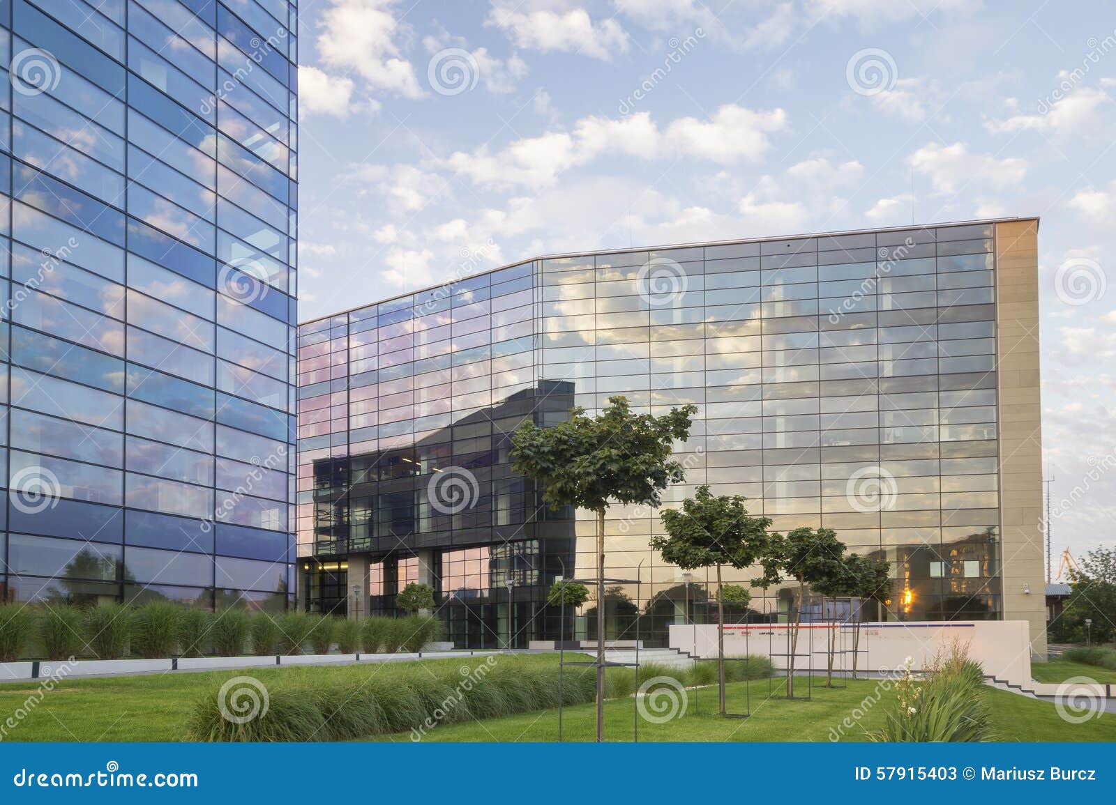 Edificios De Oficinas Modernos Imagen de archivo - Imagen de pared, céntrico: 57915403