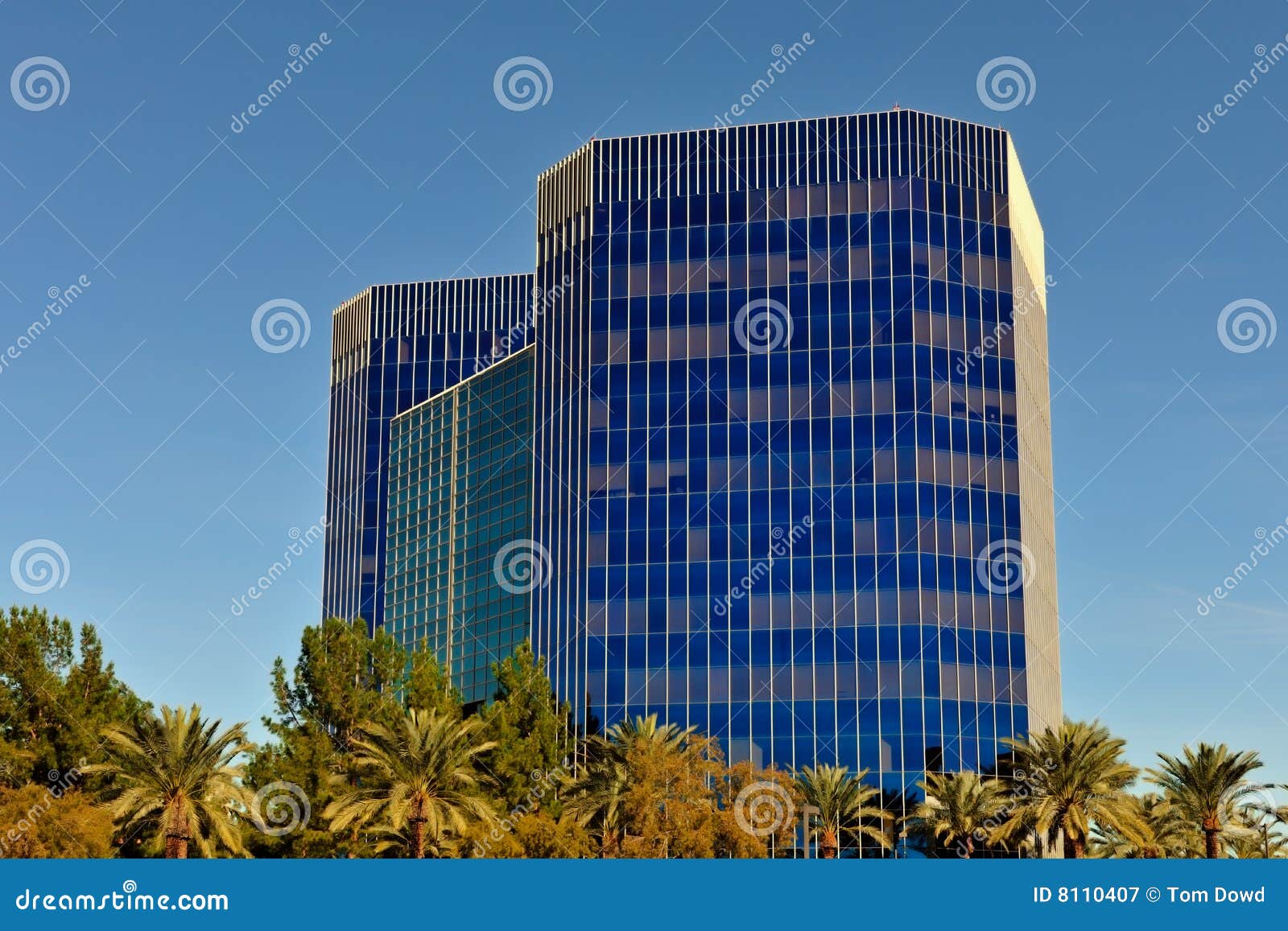 Edificios De Oficinas Modernos Imagen de archivo - Imagen de céntrico, cubo: 8110407