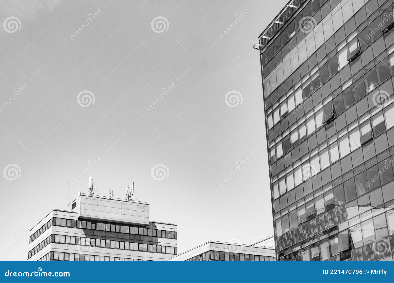 Edificios De Oficinas Modernos En Blanco Y Negro Foto de archivo - Imagen de cielo, perspectiva ...