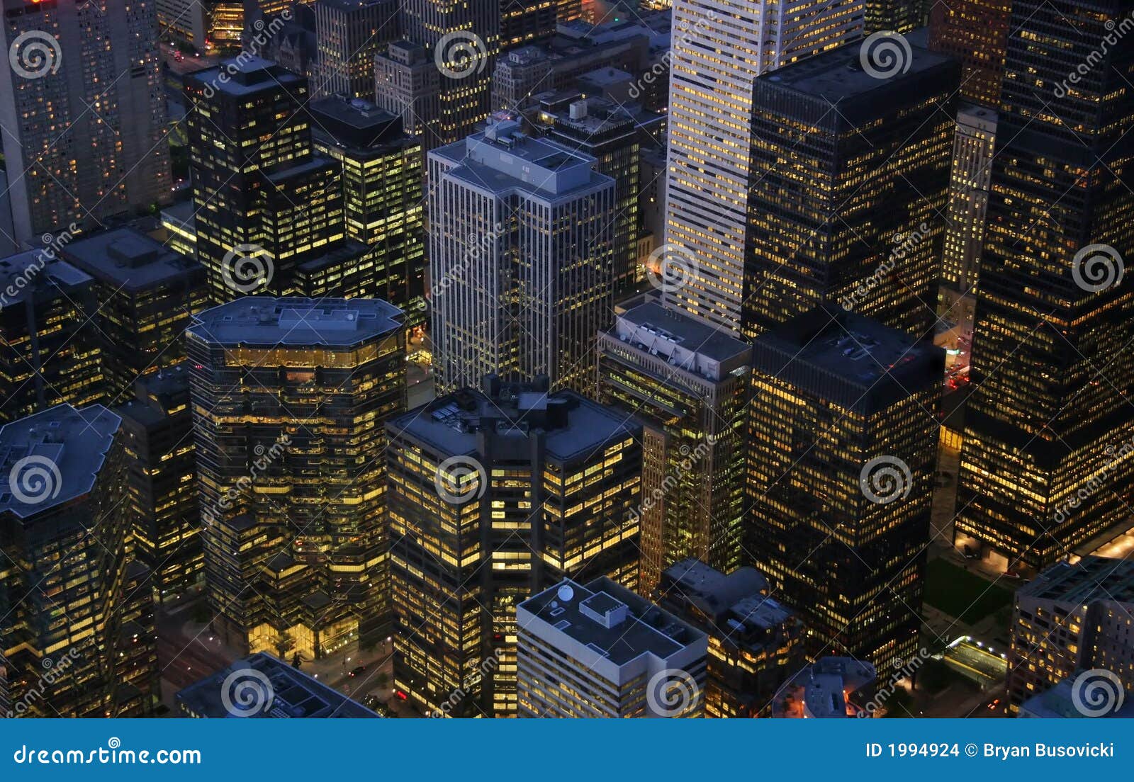 Edificios de Toronto foto de archivo. Imagen de iluminado - 1994924