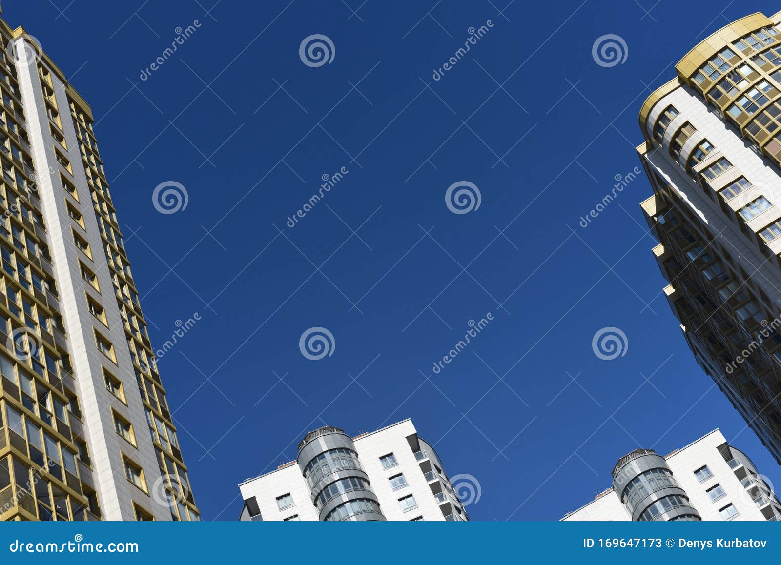 Edificios De Varias Plantas Desde Abajo Imagen de archivo - Imagen de ...