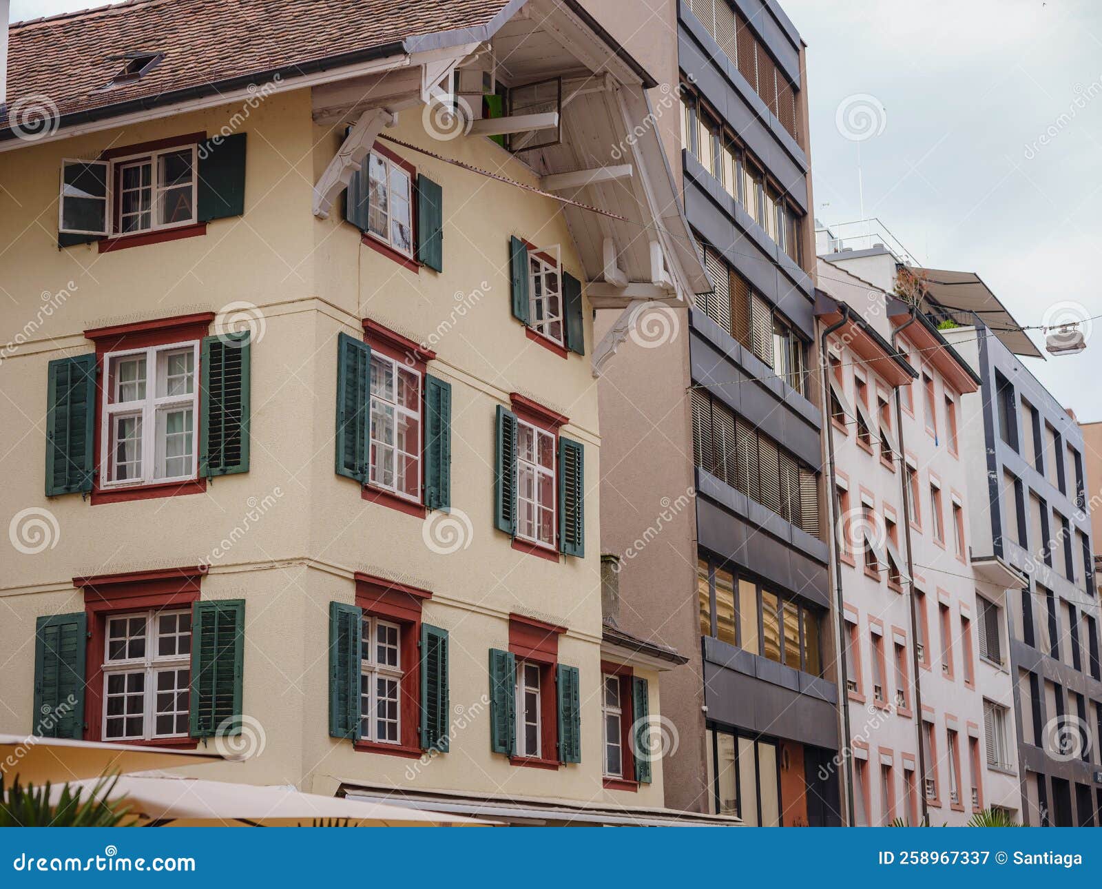 Edificios Del Centro De La Ciudad De Basel Suiza Imagen de archivo ...