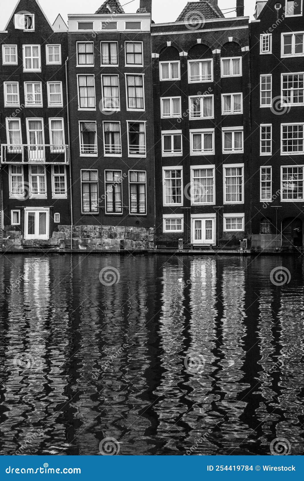 Edificios En Blanco Y Negro De Amsterdam Imagen de archivo editorial ...
