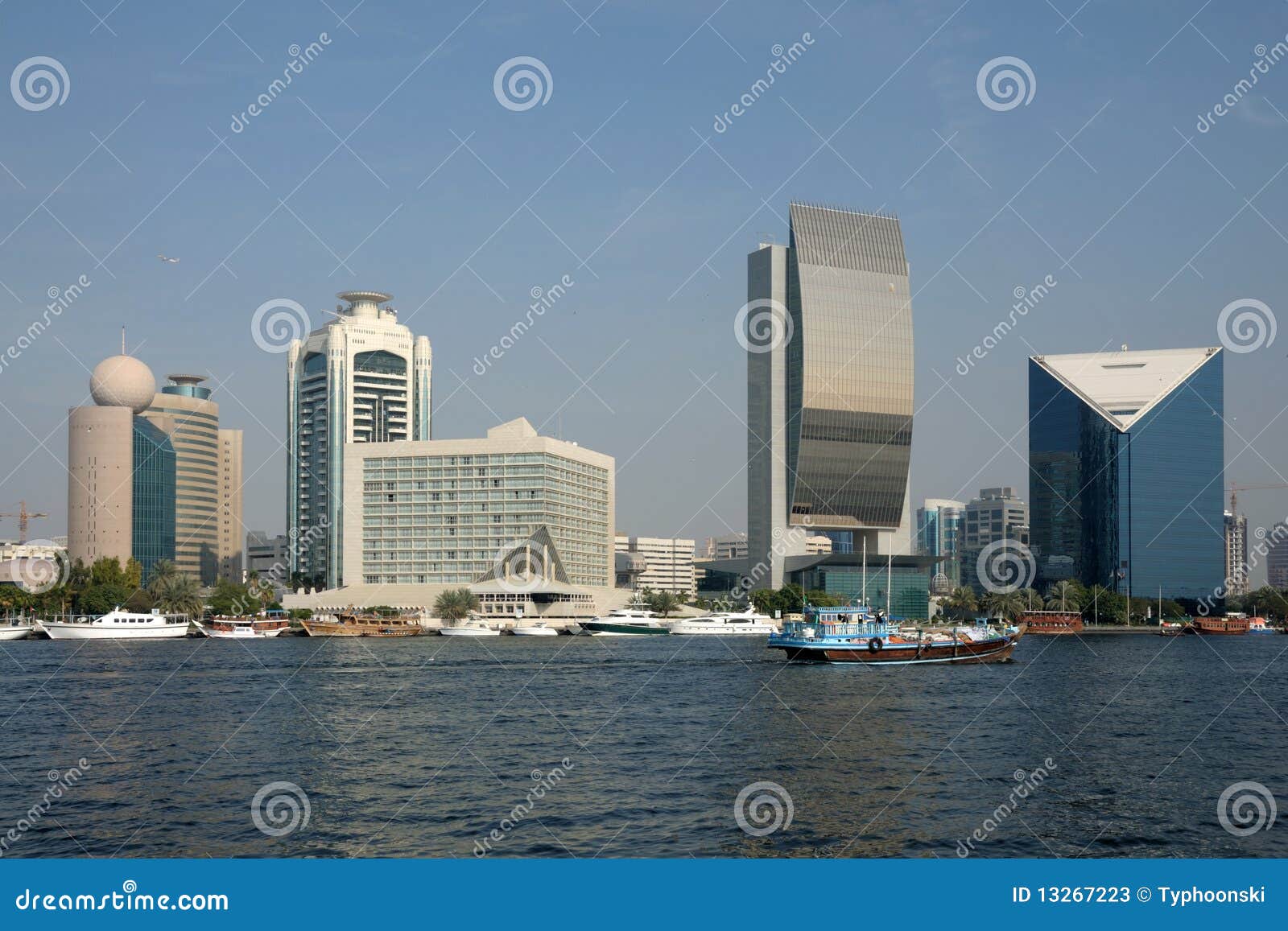 Edificios en Dubai Creek imagen de archivo. Imagen de emiratos - 13267223