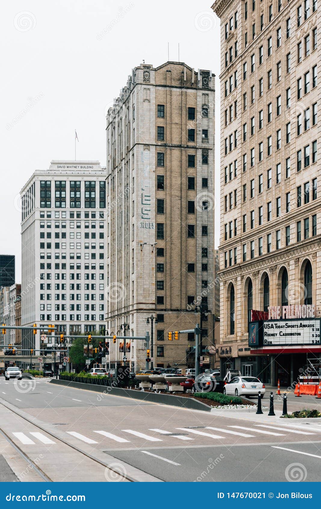 Edificios En La Avenida Woodward En El Centro De Detroit Michigan Foto ...