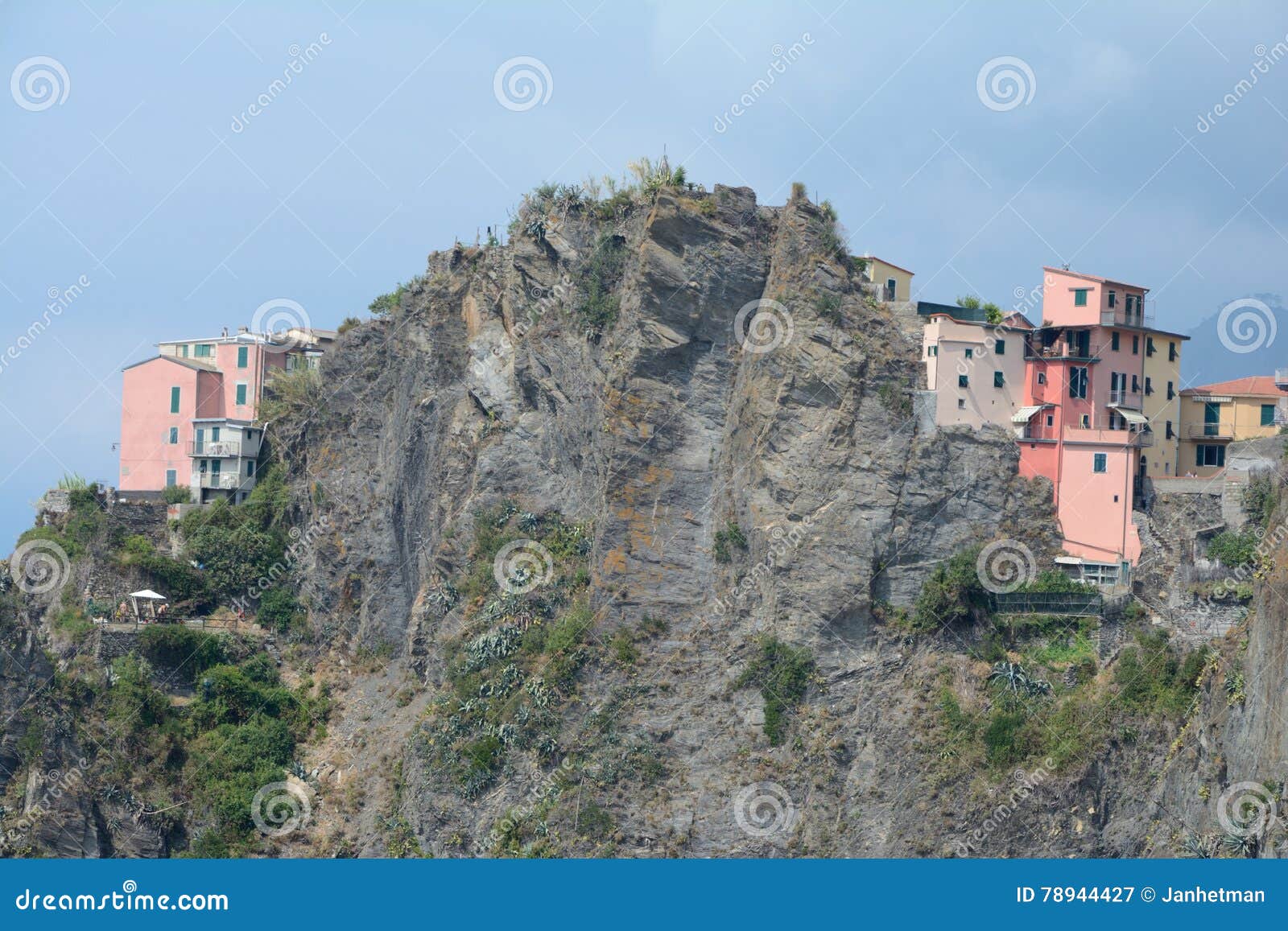Edificios En Roca En La Ciudad De Manarola Fotografía editorial ...