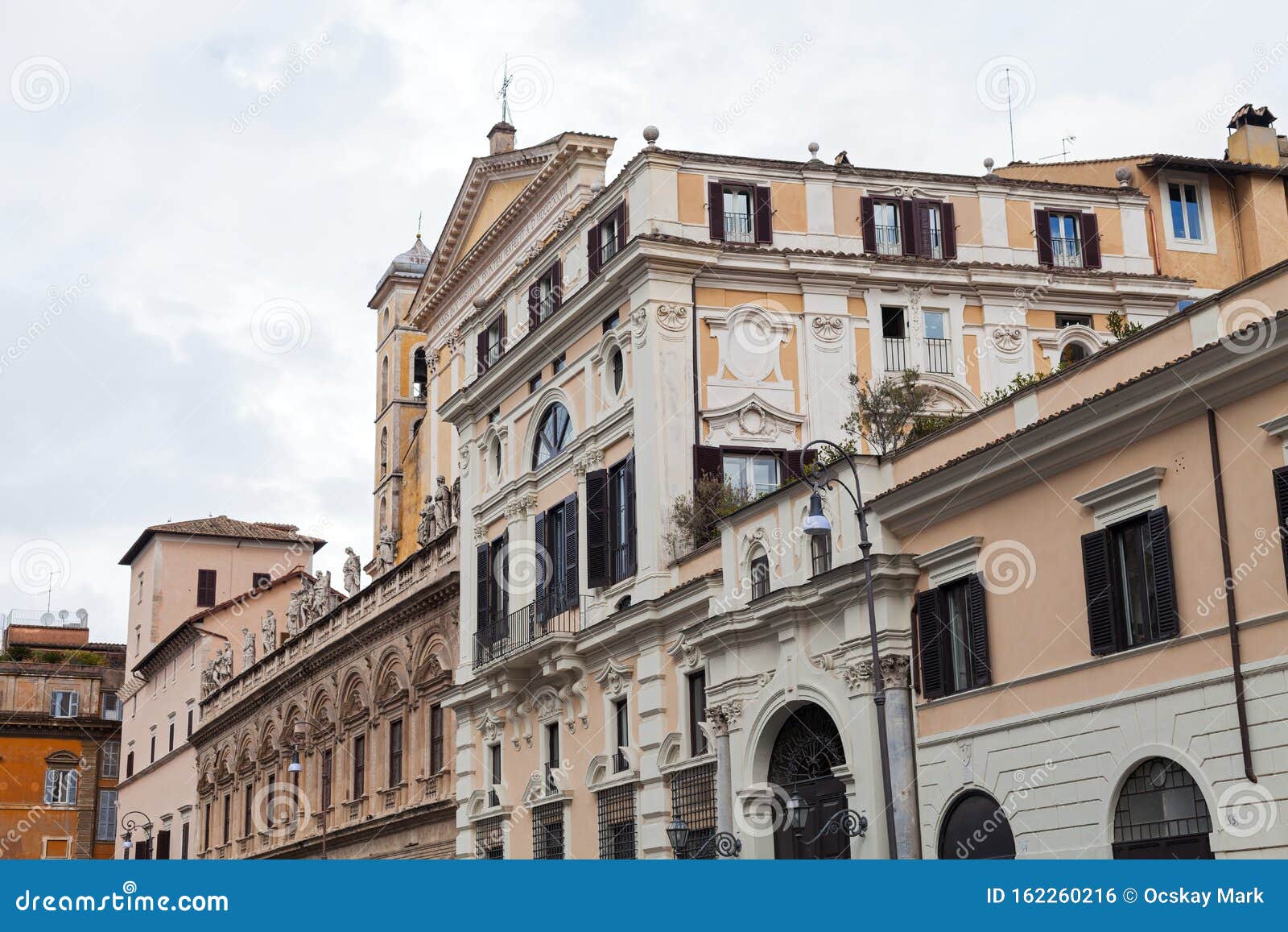 Edificios en Roma foto de archivo. Imagen de piedra - 162260216