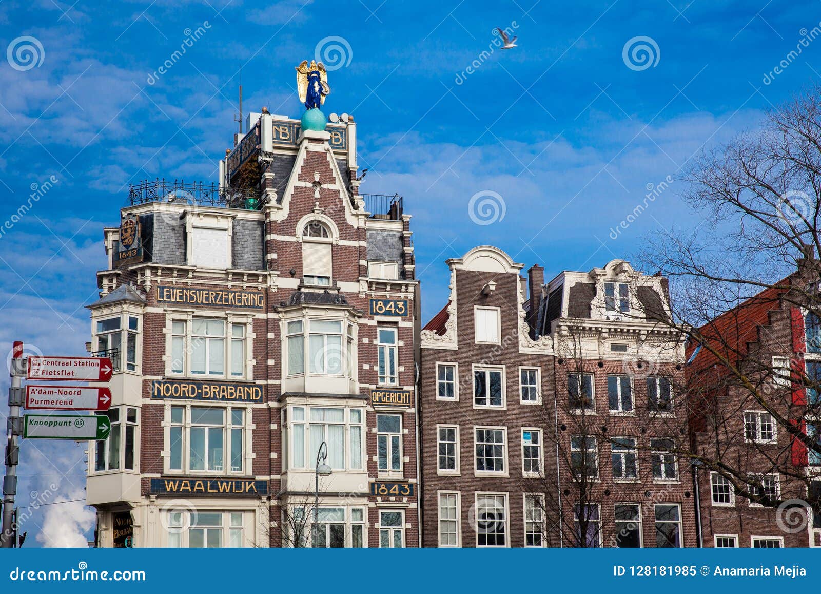 Edificios Hermosos En El Distrito Central Viejo En Amsterdam Imagen ...