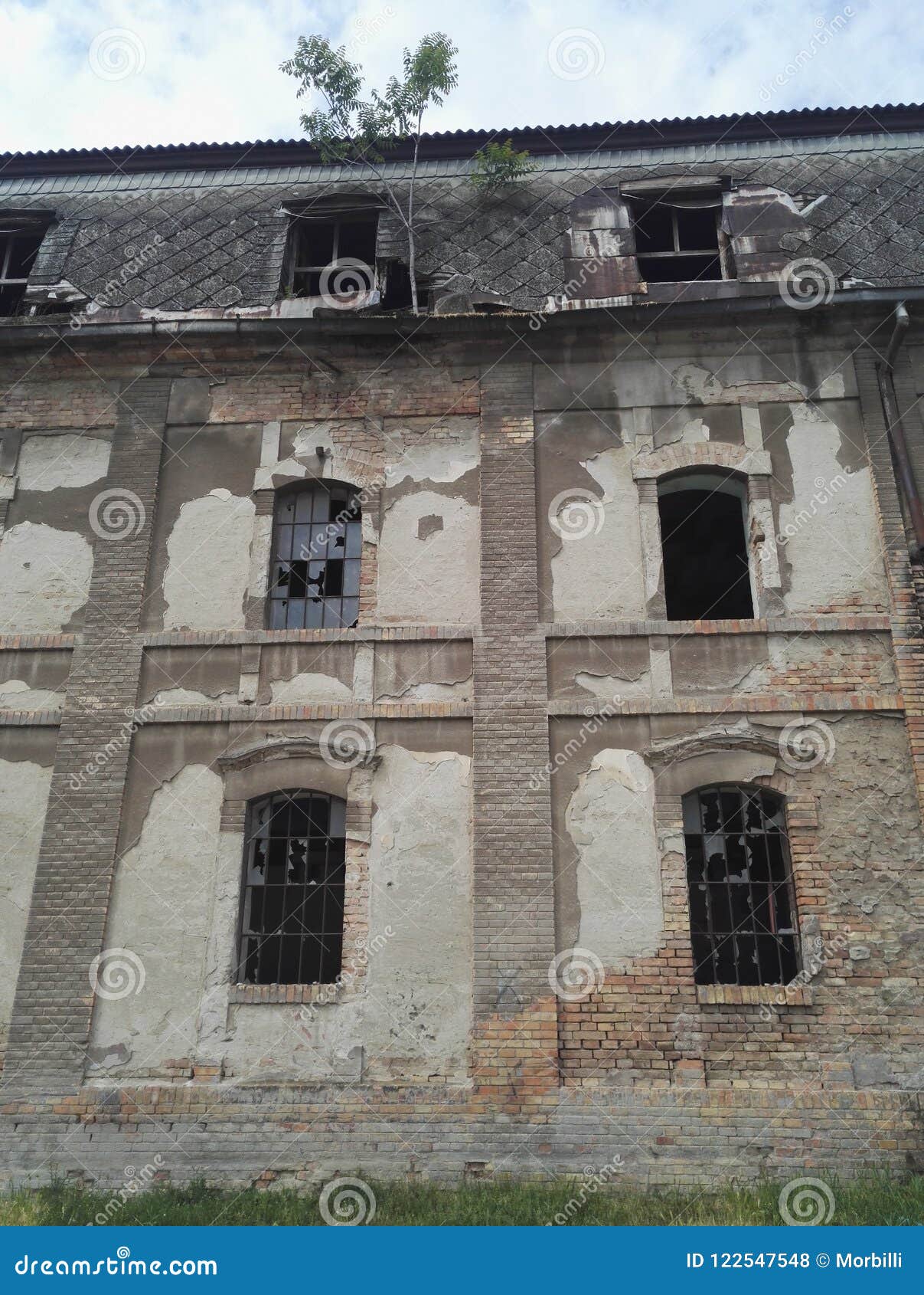 Edificios Industriales Destruidos Y Abandonados Foto de archivo ...