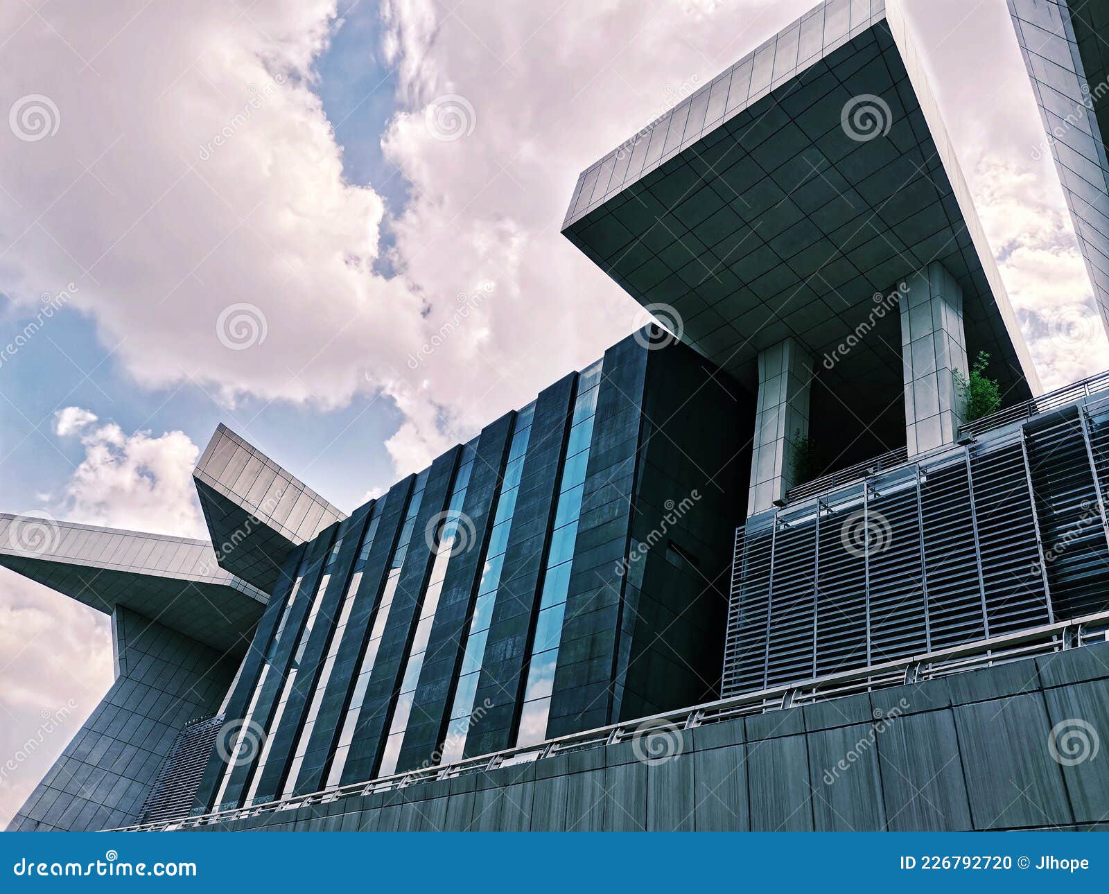 Edificios modernos foto de archivo. Imagen de blanco - 226792720