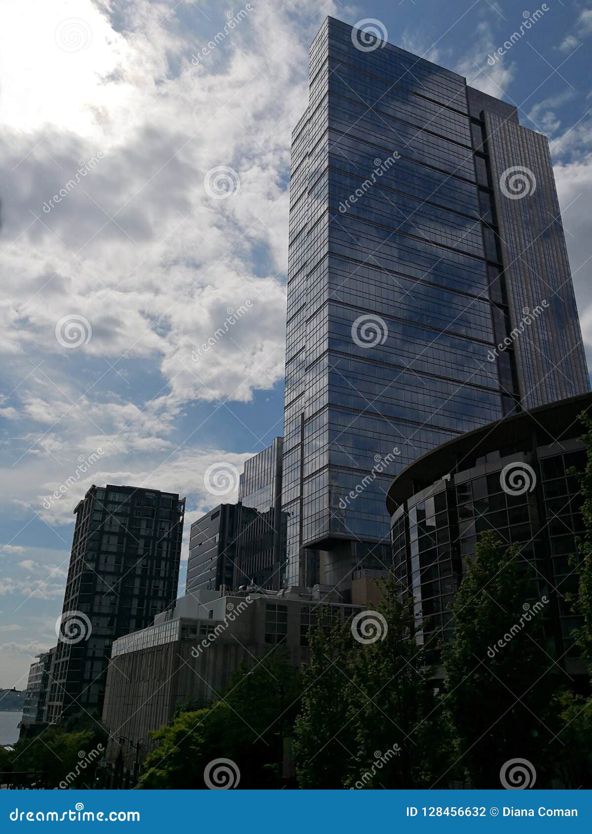Edificios Modernos De Seattle Debajo Del Cielo Nublado Fotografía ...