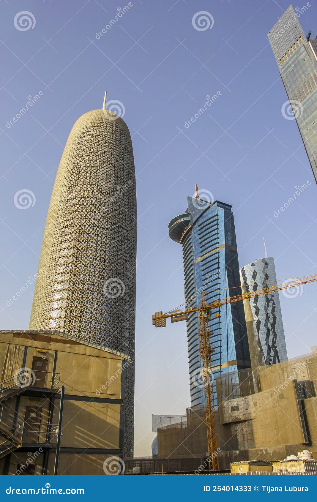 Edificios Modernos En Doha Qatar Foto de archivo editorial - Imagen de ...
