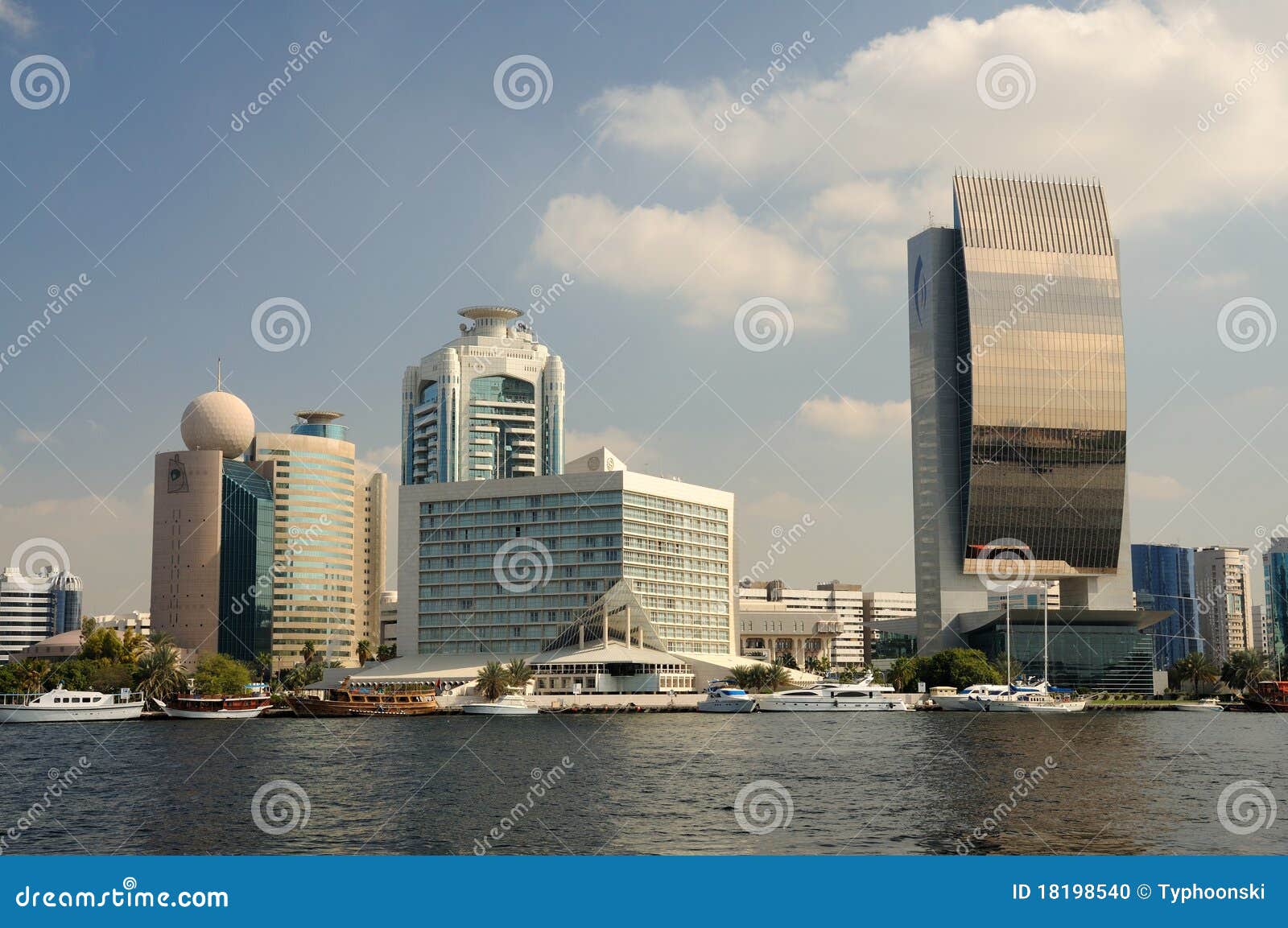 Edificios Modernos En Dubai Creek Imagen editorial - Imagen de naves ...