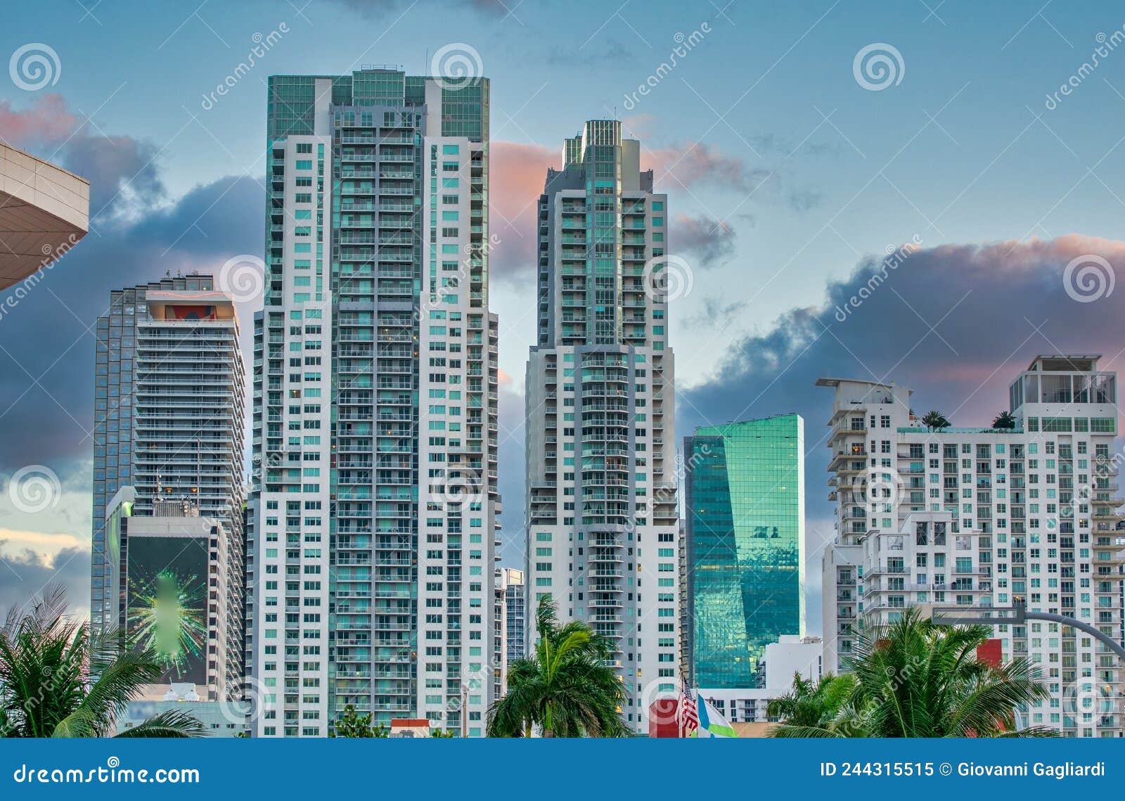 Edificios Modernos En El Centro De Miami Al Atardecer Florida Imagen de archivo - Imagen de nube ...