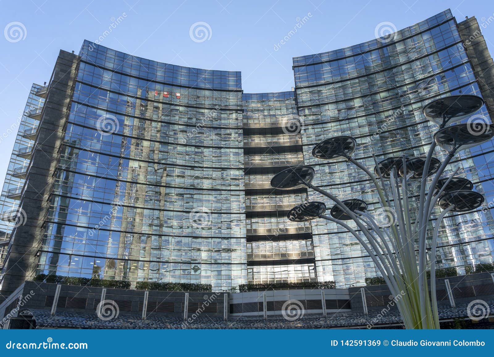 Edificios Modernos En El Cuadrado De Gael Aulenti, Mil?n Imagen de archivo - Imagen de italia ...