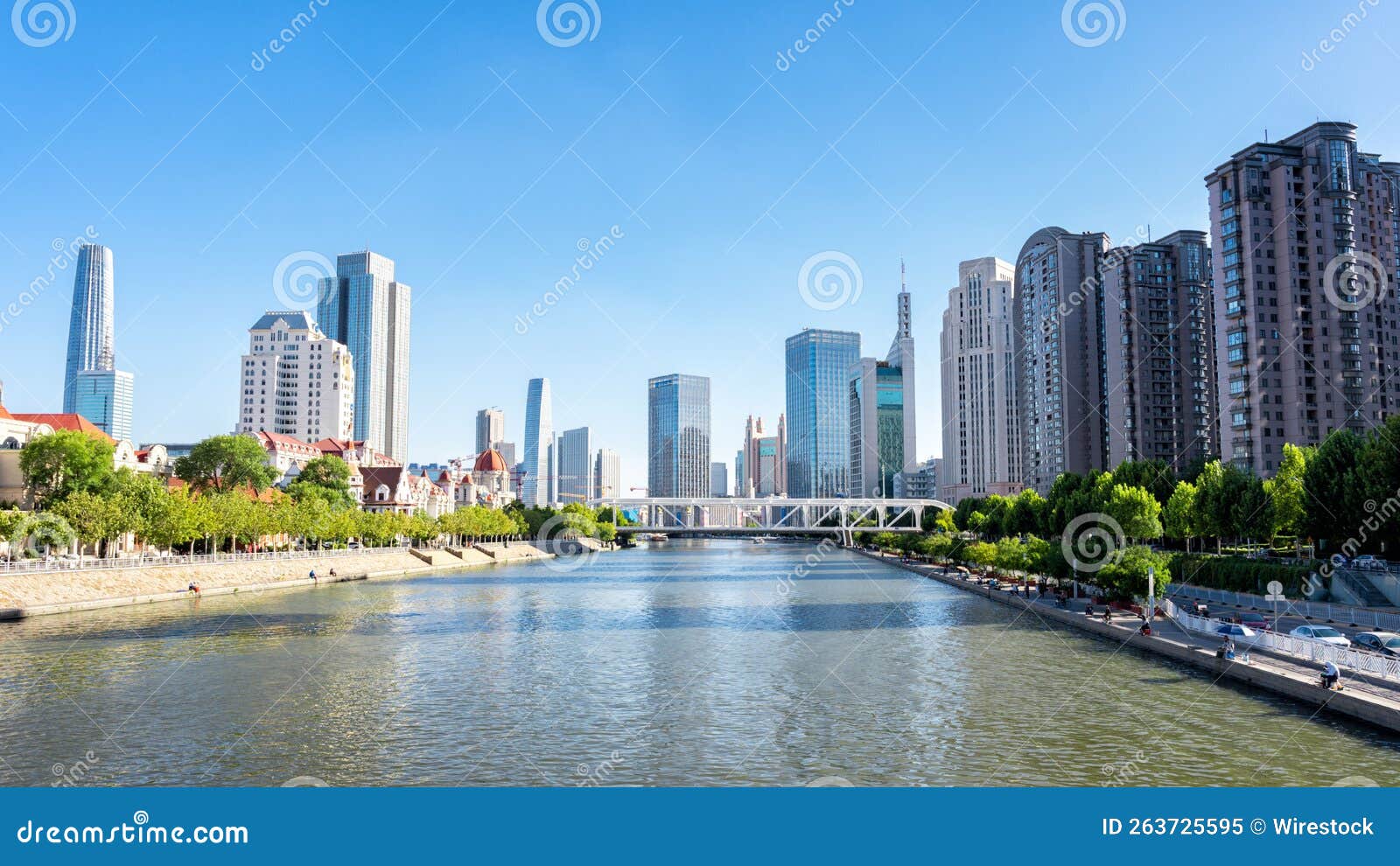 Edificios Modernos Frente Al Mar De La Ciudad Imagen de archivo ...