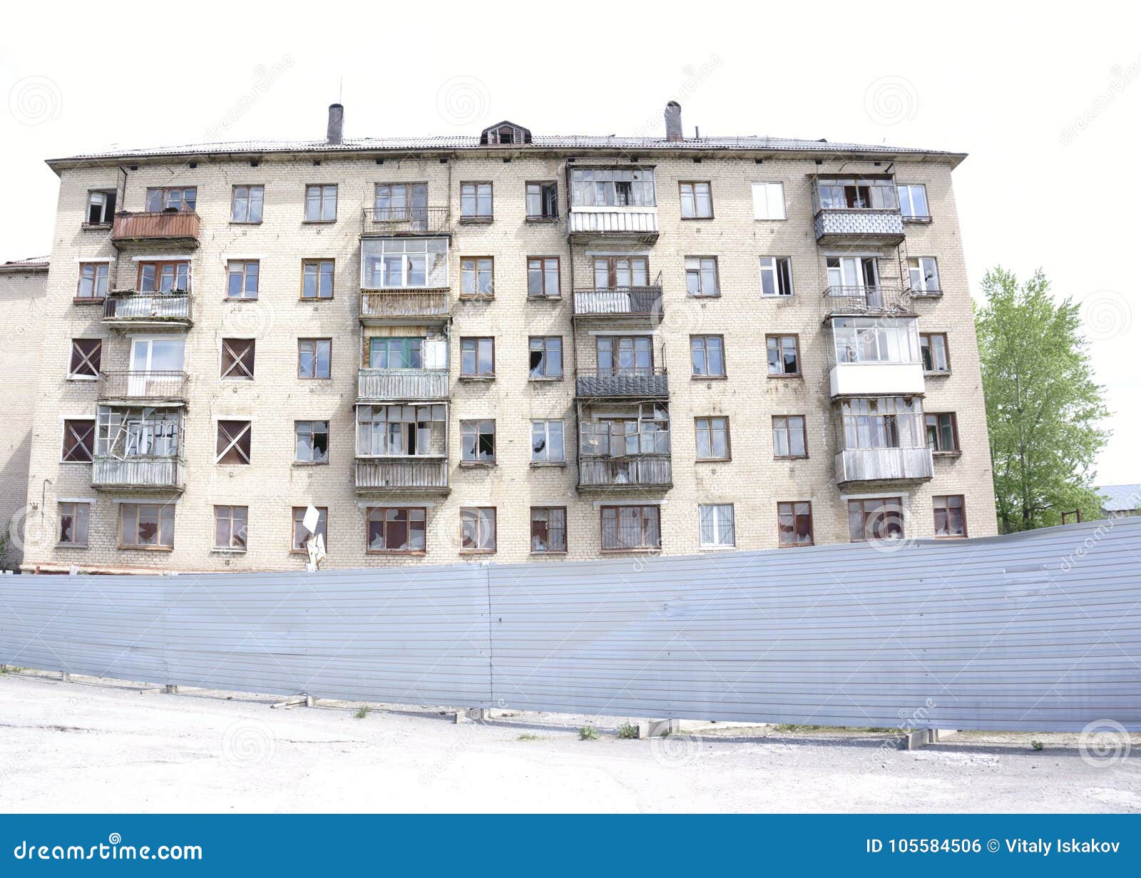 Edificios Que Desmenuzan Settled Con Windows Quebrado Foto de archivo ...