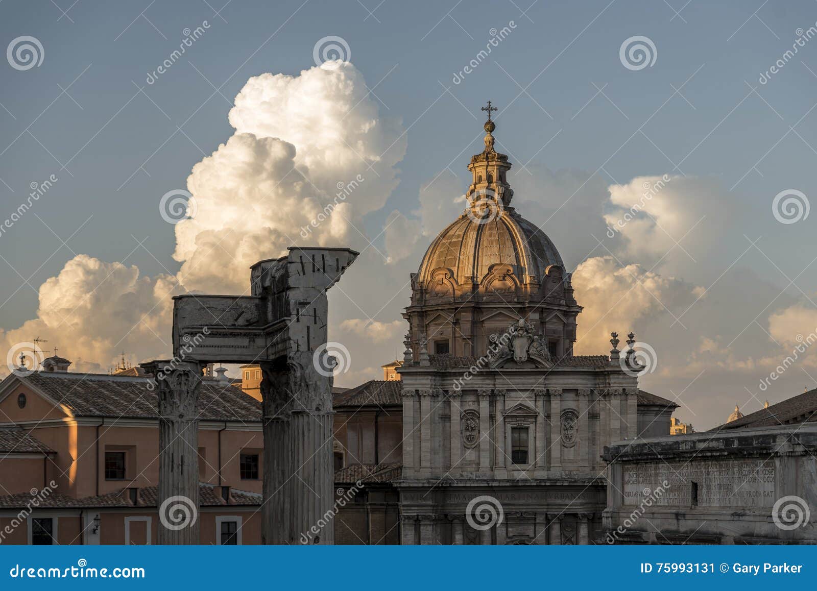 Edificios Romanos Y Ruinas, En Roma Imagen de archivo - Imagen de ...