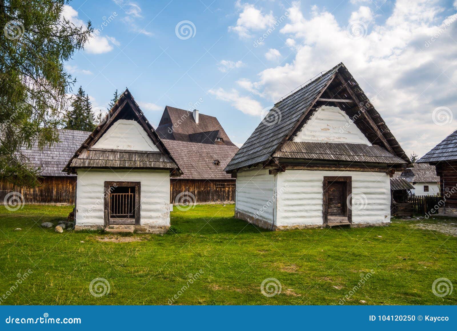 Edificios rurales viejos foto de archivo. Imagen de tradicional - 104120250