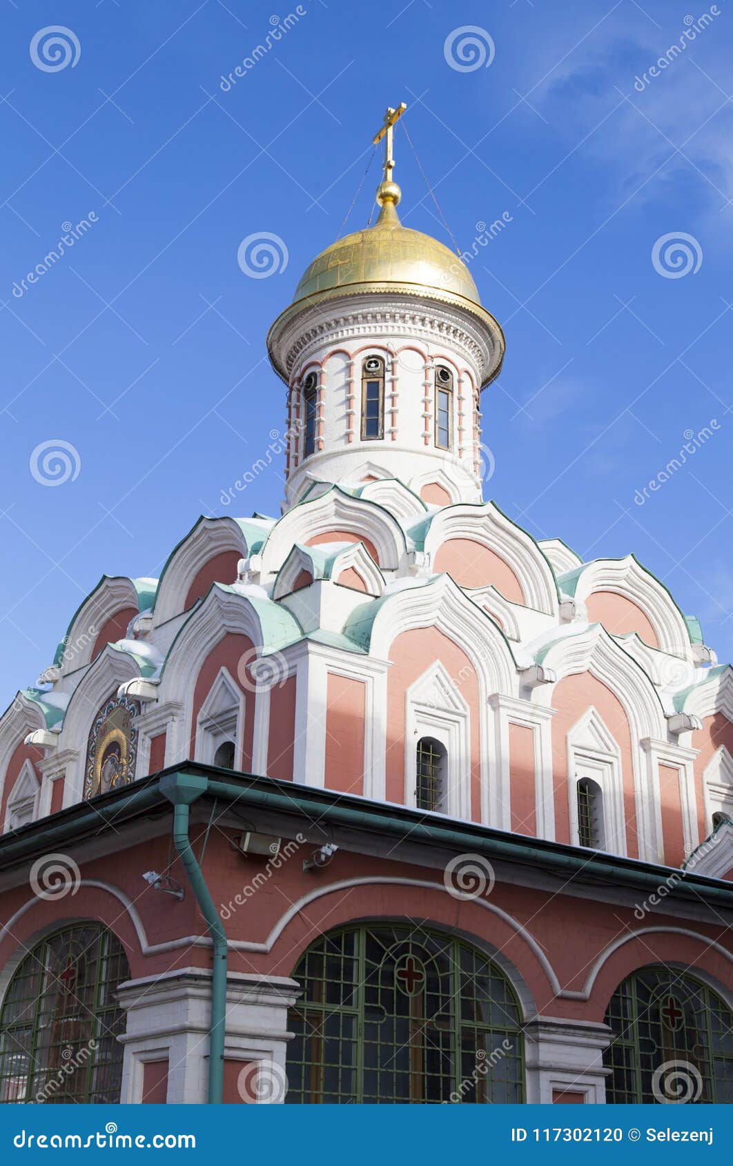 Edificios rusos antiguos foto de archivo. Imagen de templo - 117302120