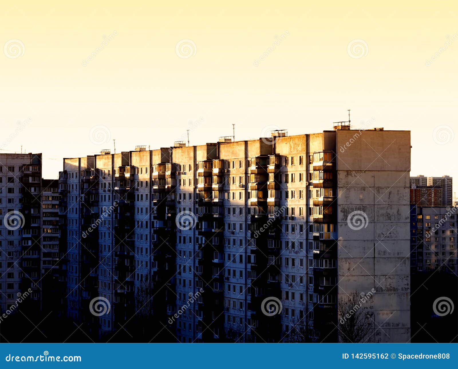 Edificios Rusos: Fondo De Los Suburbios De La Ciudad Foto de archivo ...