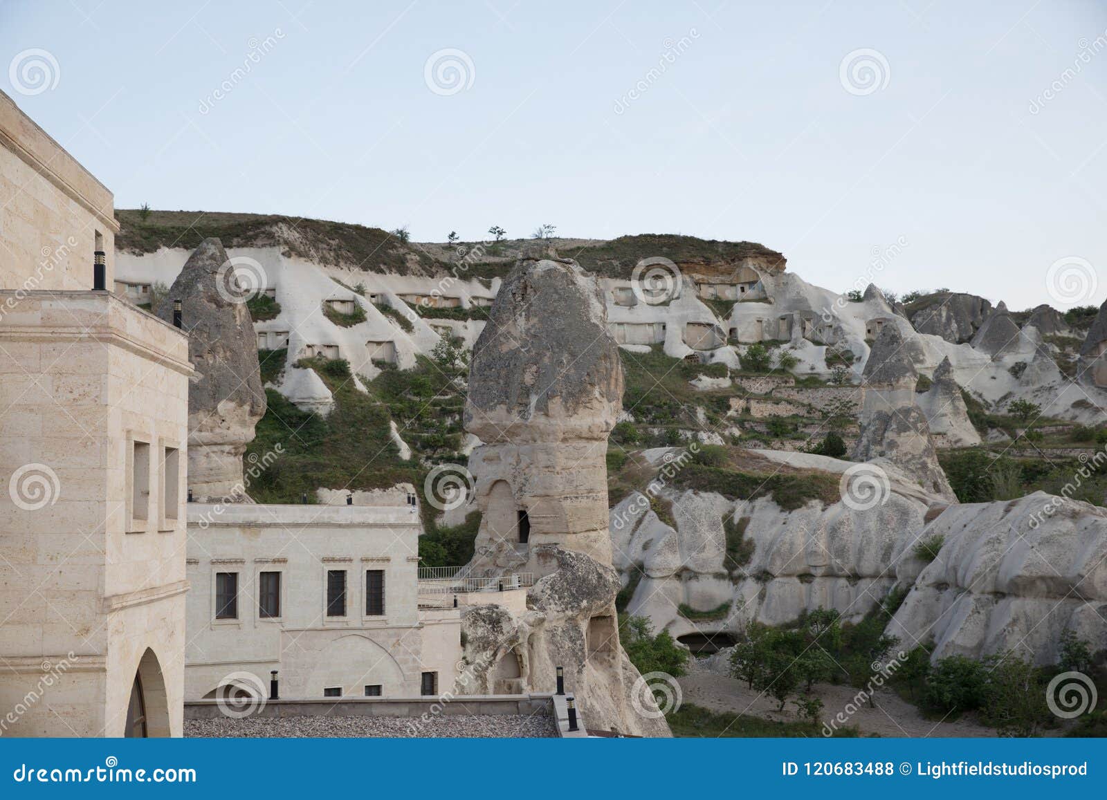 Edificios Tradicionales Y Formaciones De Roca Majestuosas Foto de ...