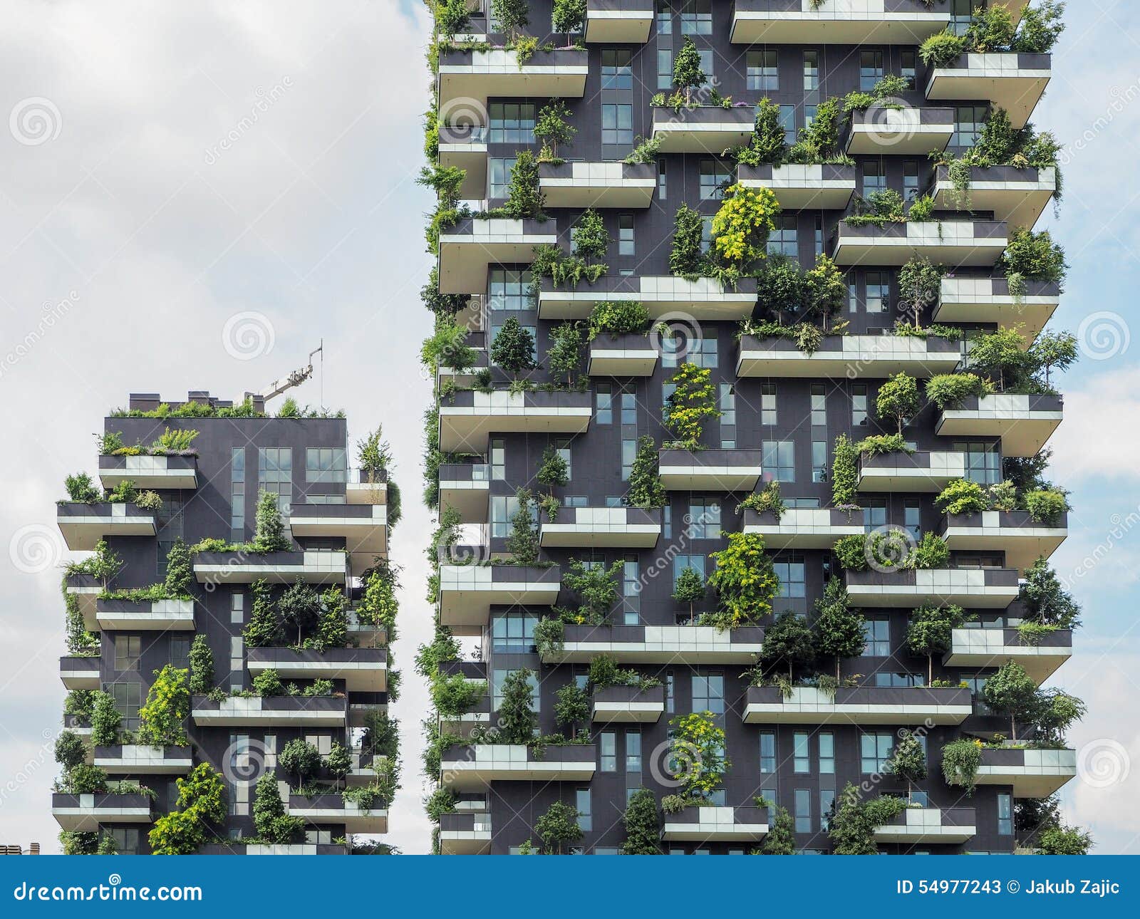 Edificios Verticales Del Bosque En Milán, Mayo De 2015 Imagen de archivo - Imagen de cubo ...