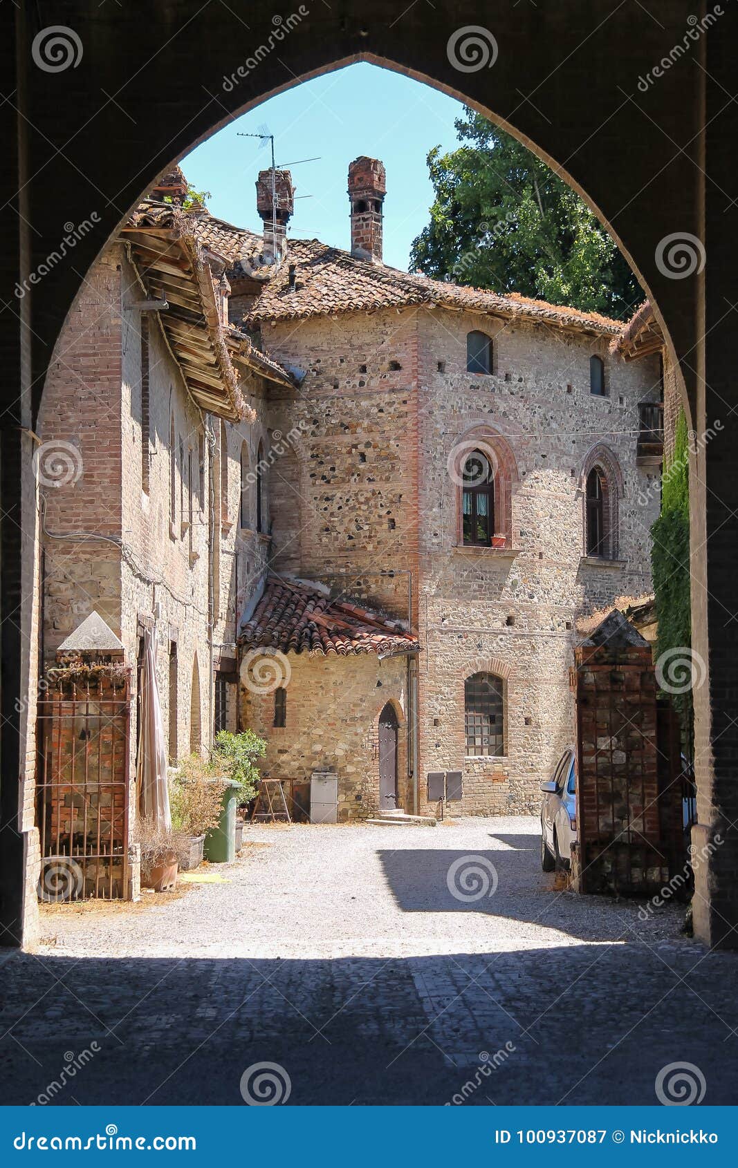 Edificios Viejos En Patio Del Castillo Antiguo Imagen de archivo ...