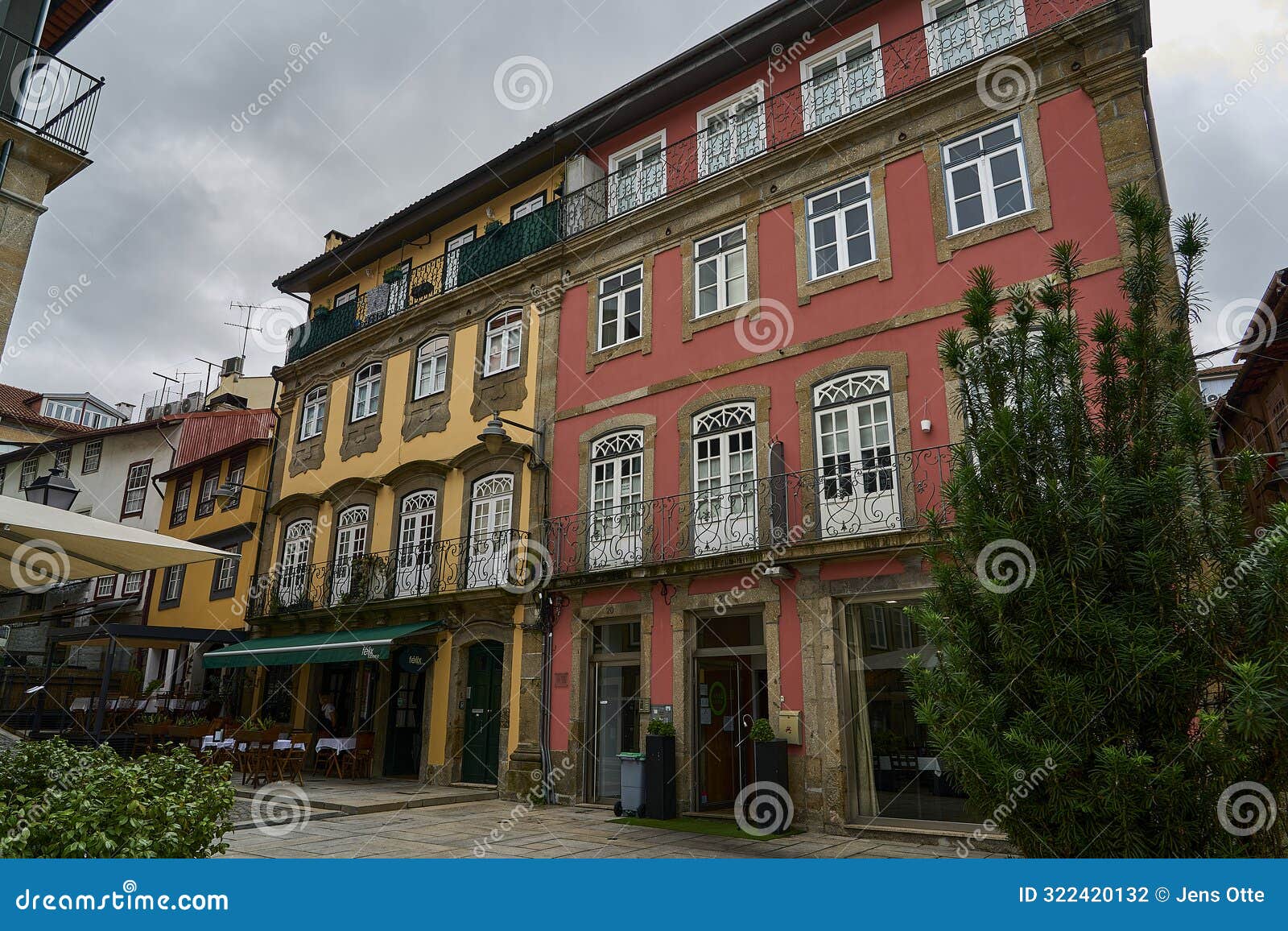Edificios Y El Centro De La Ciudad De Braga Portugal Fotografía ...