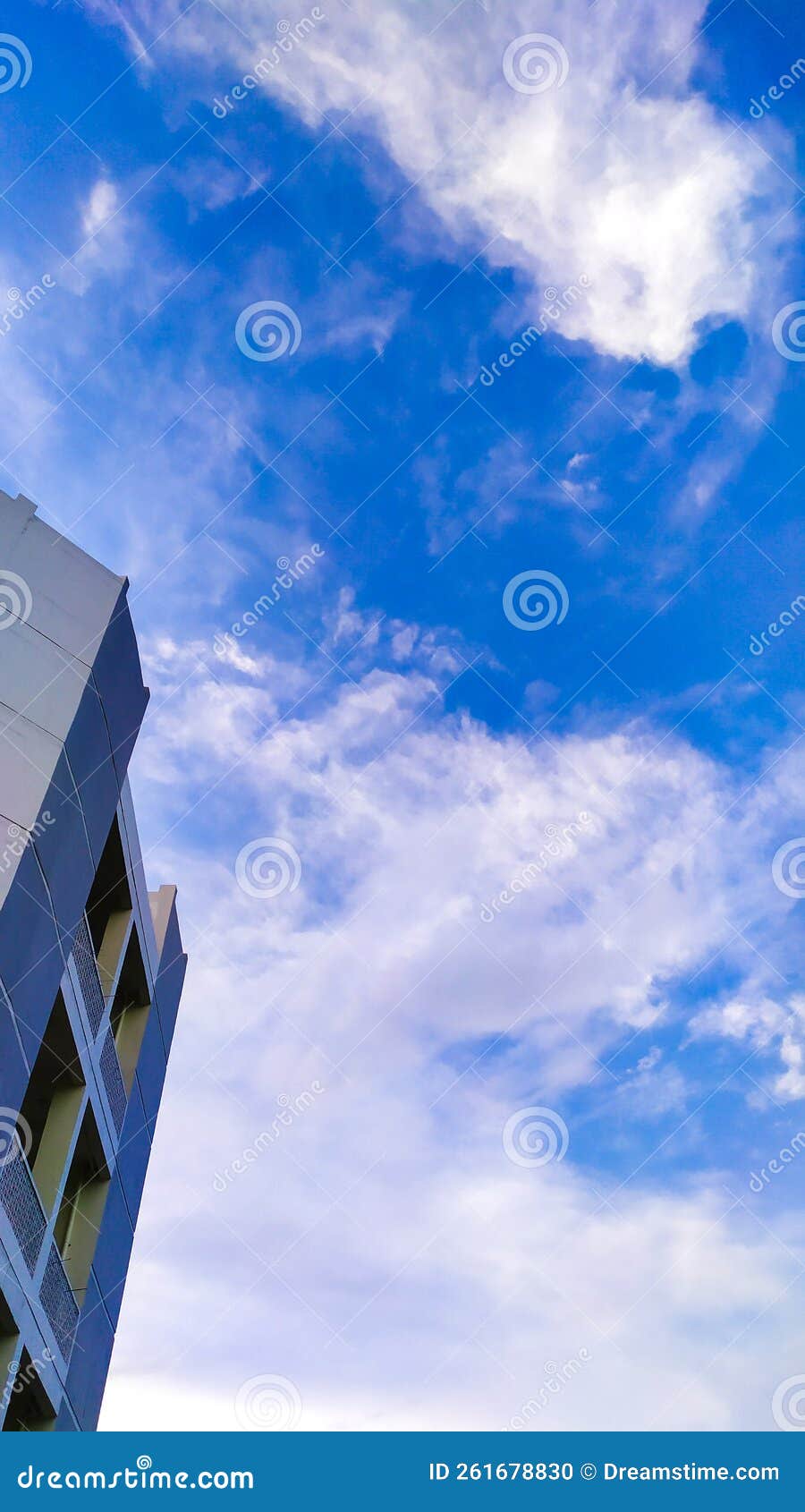 Edificios y nubes foto de archivo. Imagen de azul, amor - 261678830