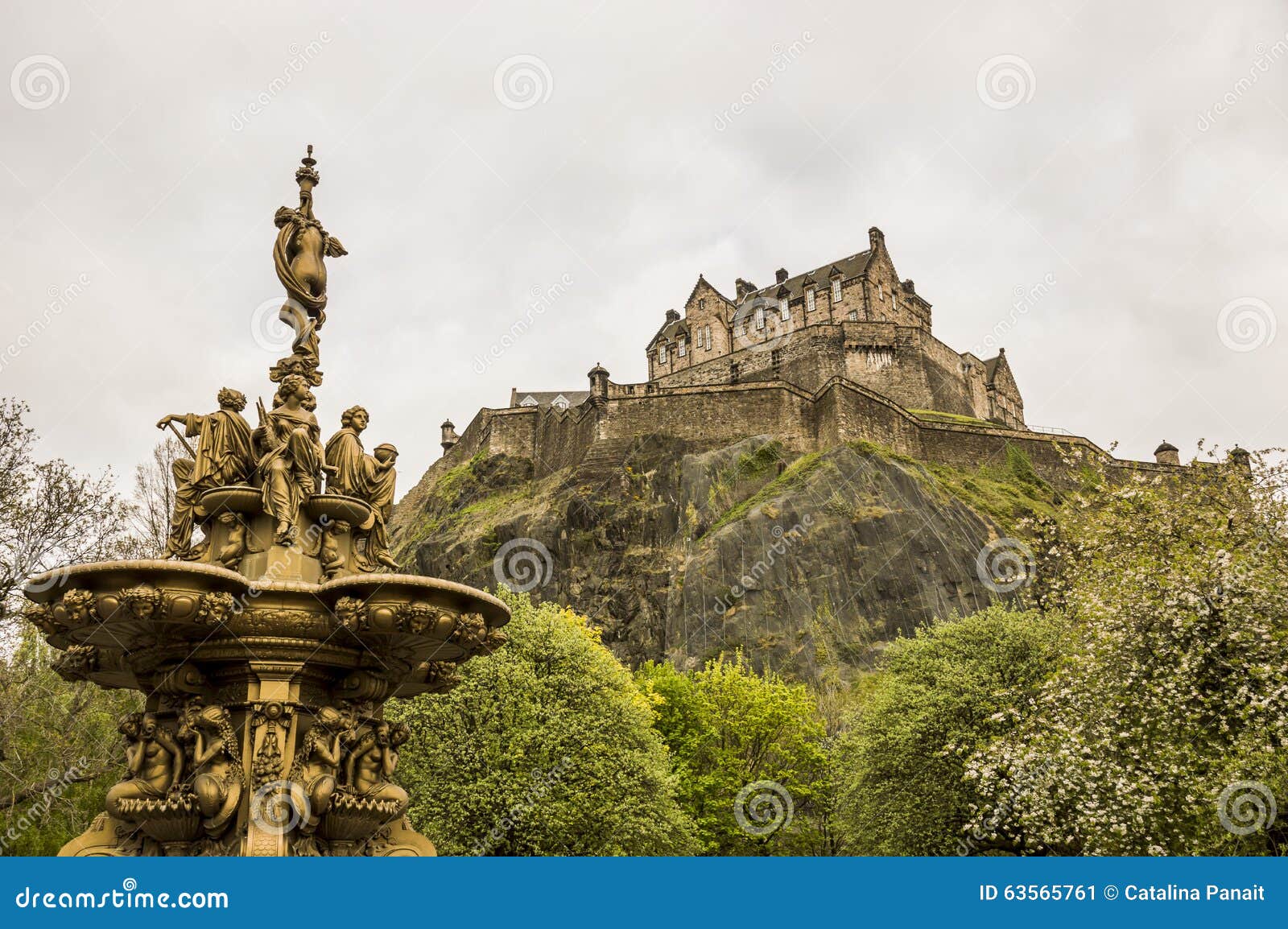 Edinburgh Castle from Johnston Terrace Stock Image - Image of kingdom ...