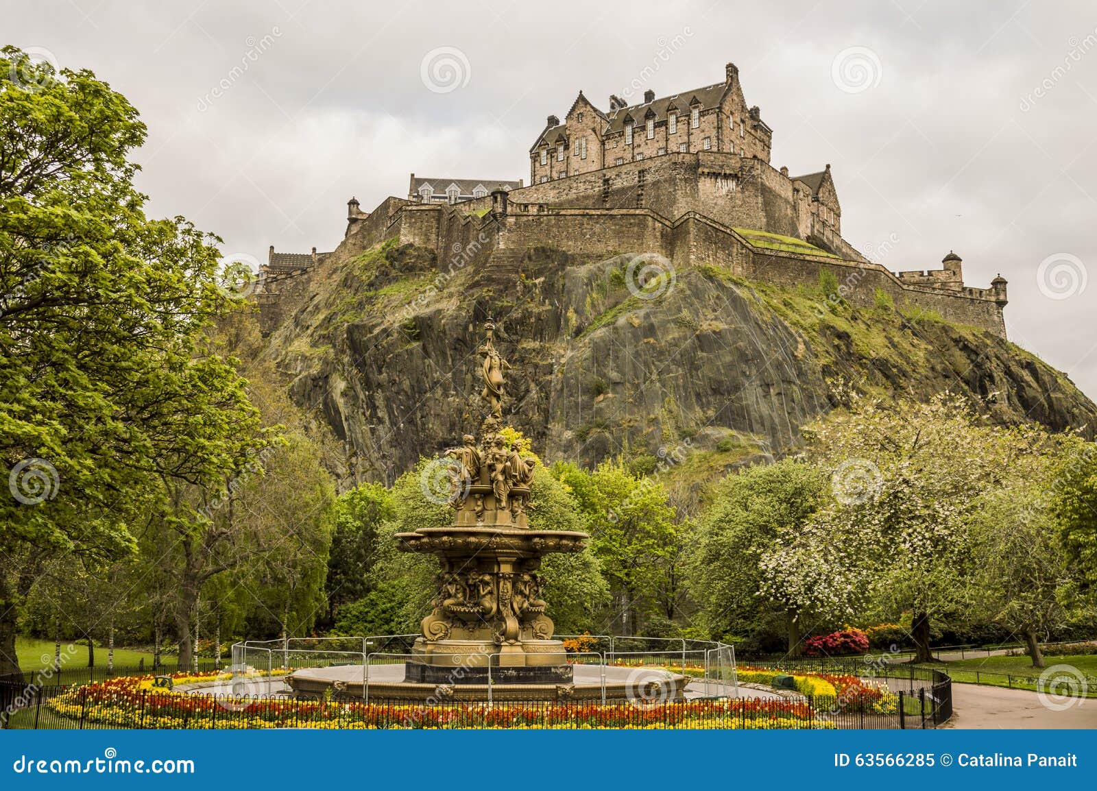 Edinburgh Castle from Johnston Terrace Stock Image - Image of building ...