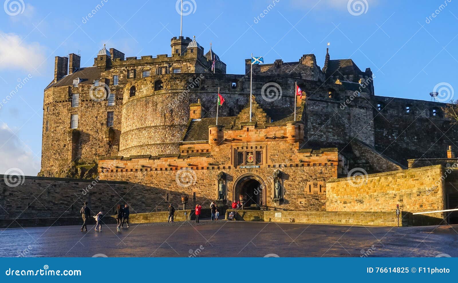 Edinburgh Castle in Old Town Edinburgh Editorial Image - Image of green ...