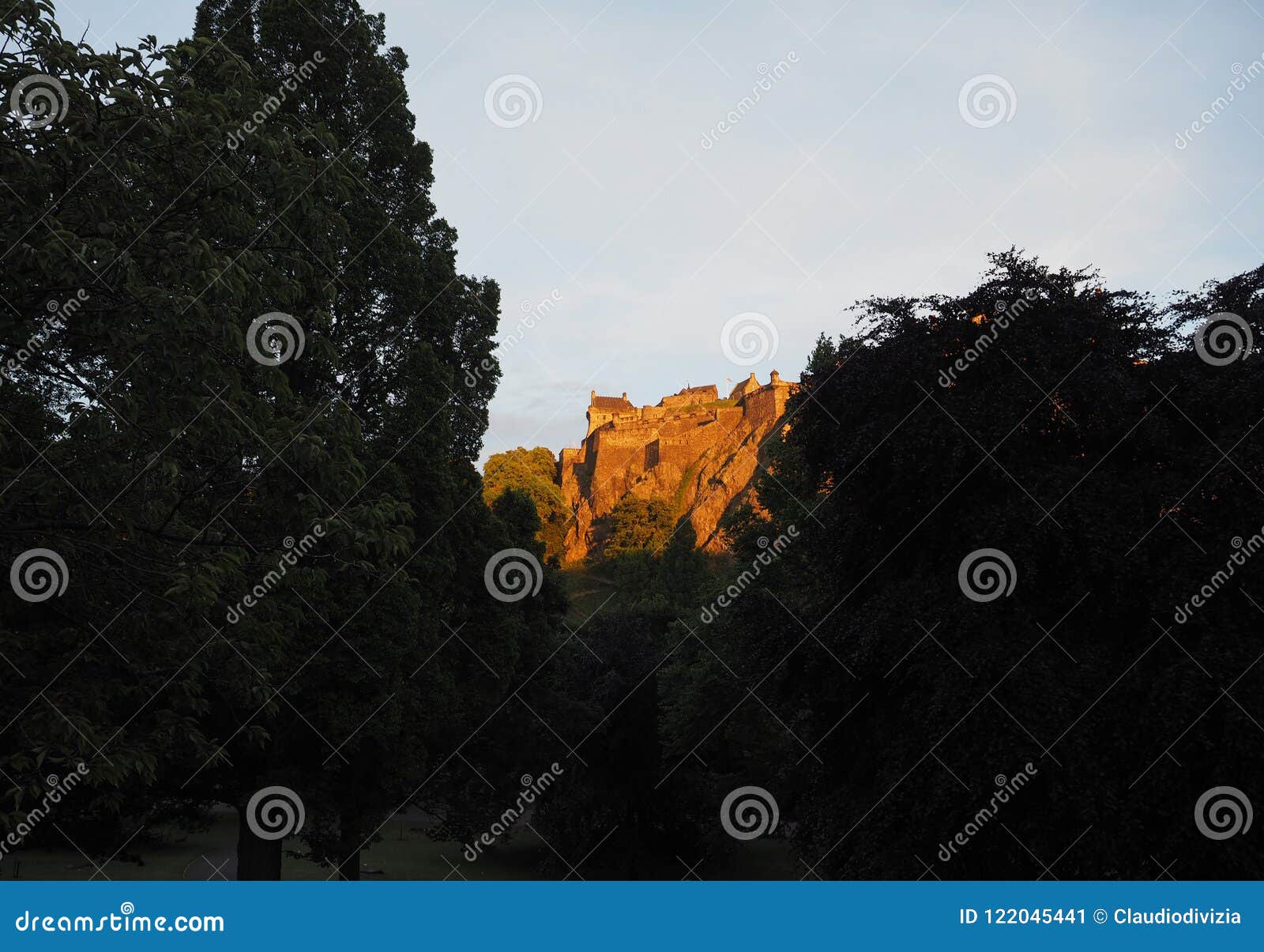 Edinburgh castle at sunset stock image. Image of kingdom - 122045441
