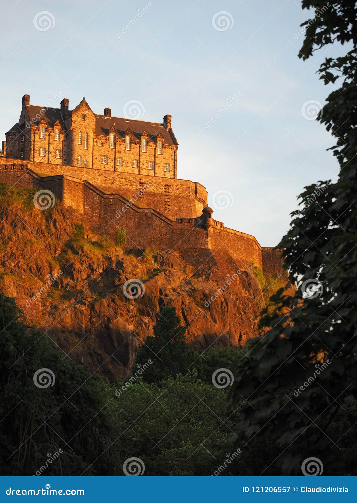Edinburgh castle at sunset stock image. Image of kingdom - 121206557