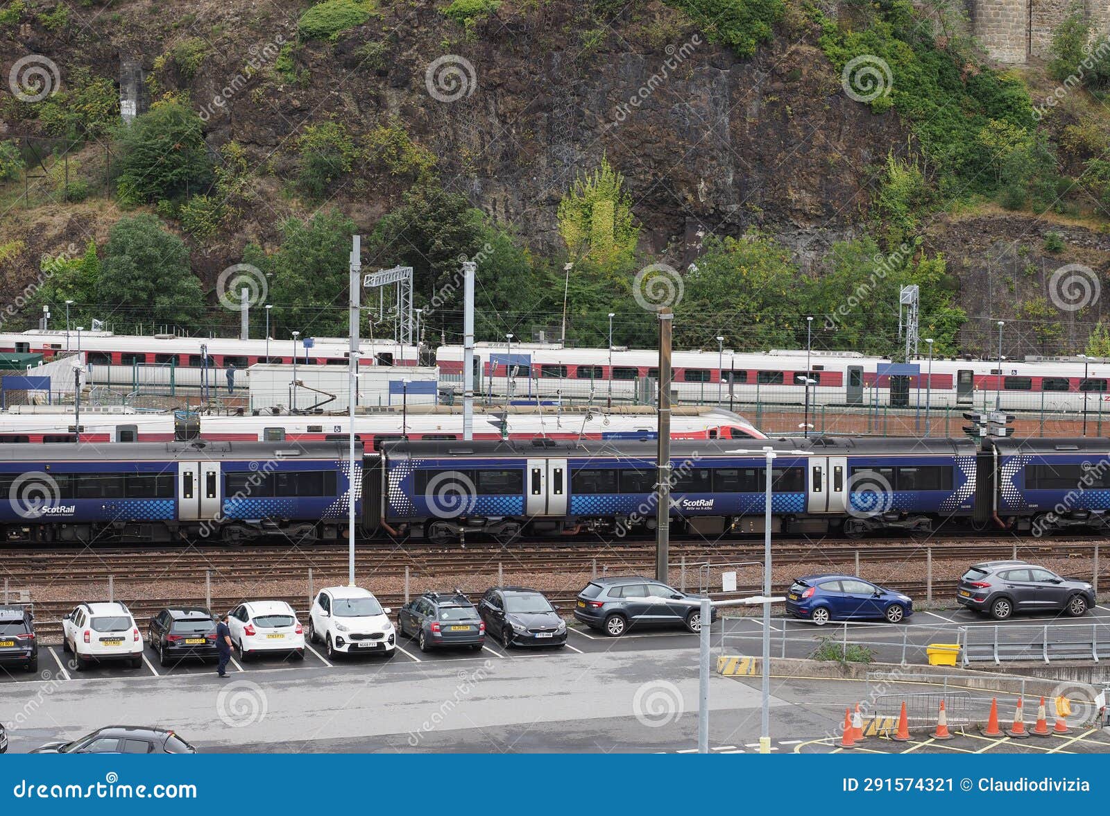 Edinburgh Waverly Station in Edinburgh Editorial Photo - Image of rail ...